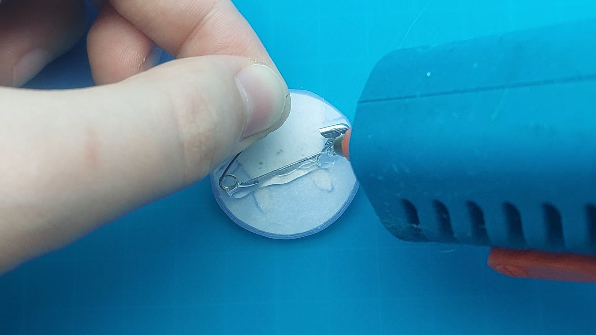 Hot Glue Pins & Accessories! : 8 Steps - Instructables