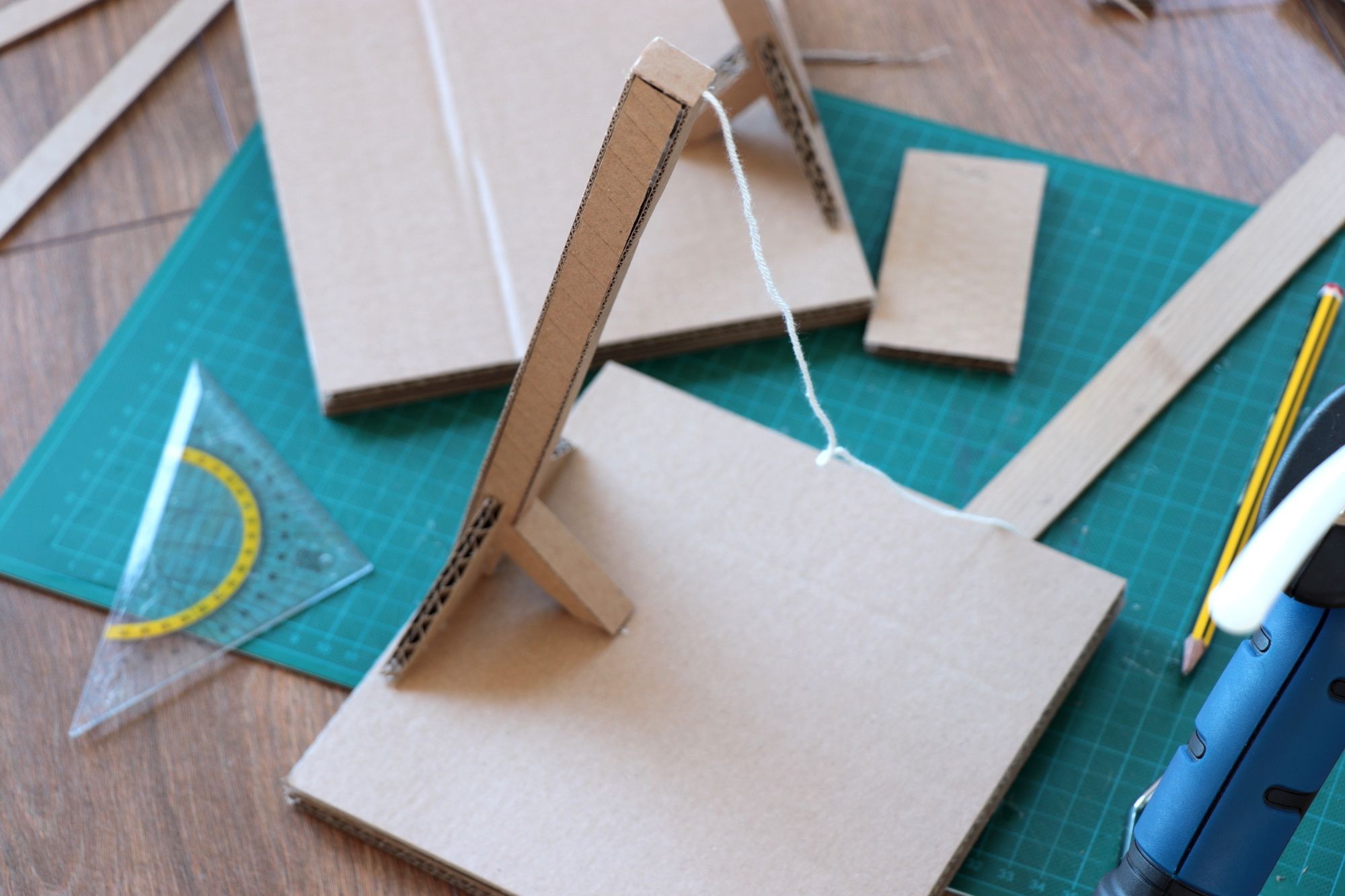 Levitating Side Table Made From Old Cardboard Boxes : 7 Steps (with ...