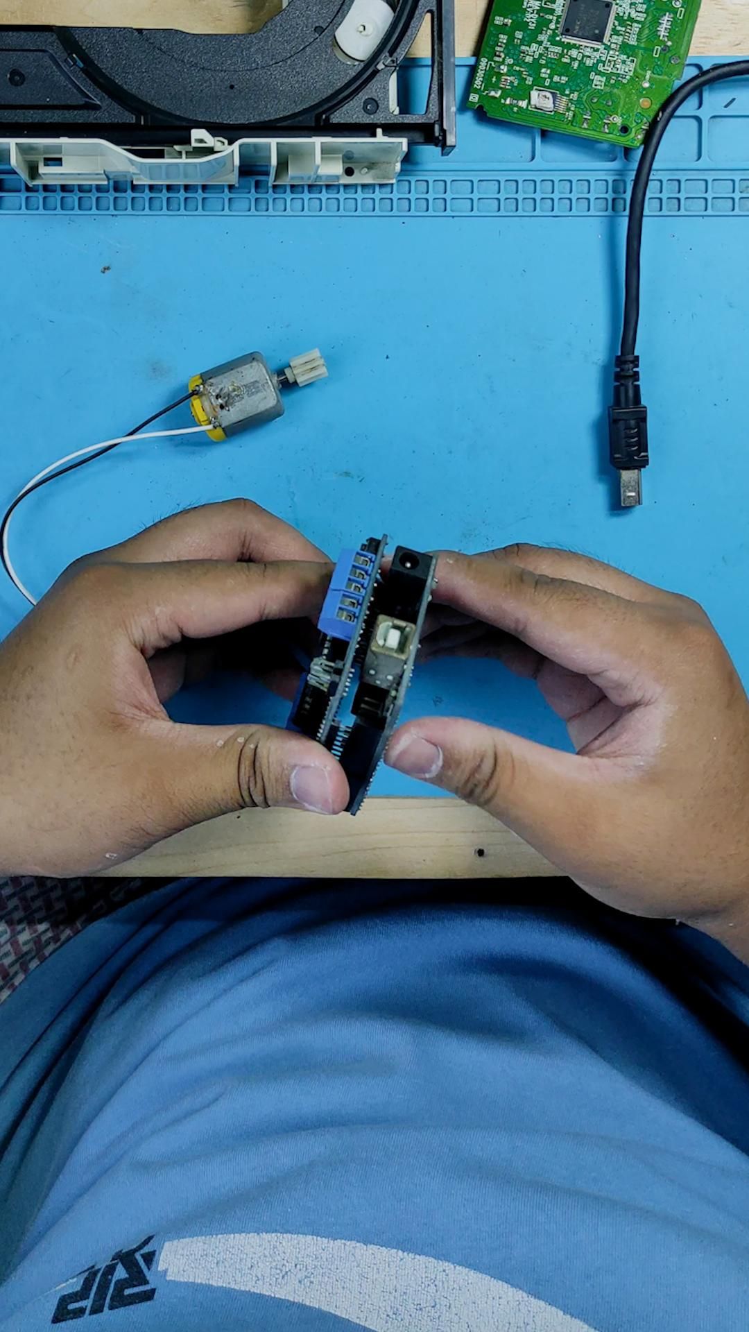 Homebrew PCB Shaker for Etching Using an Old DVD Rom! : 8 Steps (with Pictures) - Instructables