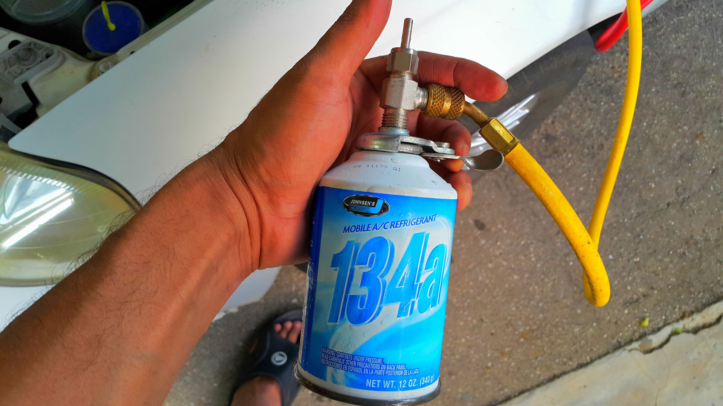 Topping Up a Car's R134a Air Conditioning System. : 4 Steps - Instructables