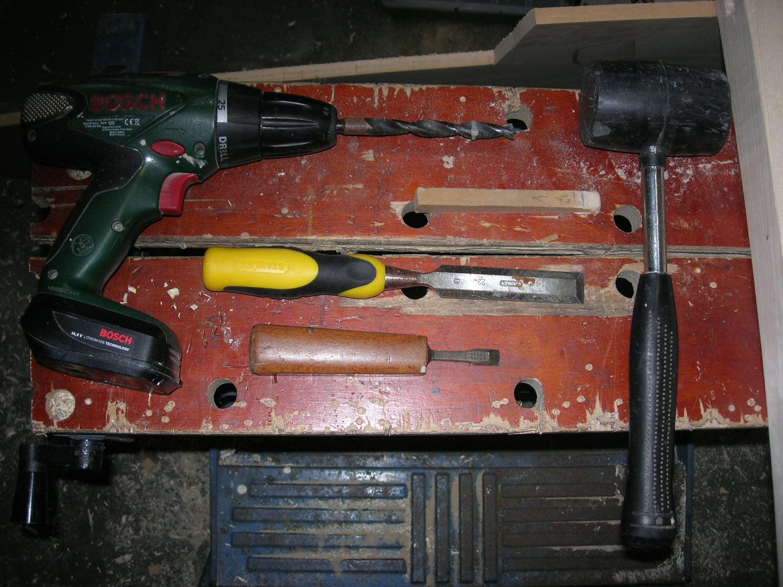 Adjustable Drafting Table With Basic Tools and Materials : 4 Steps ...