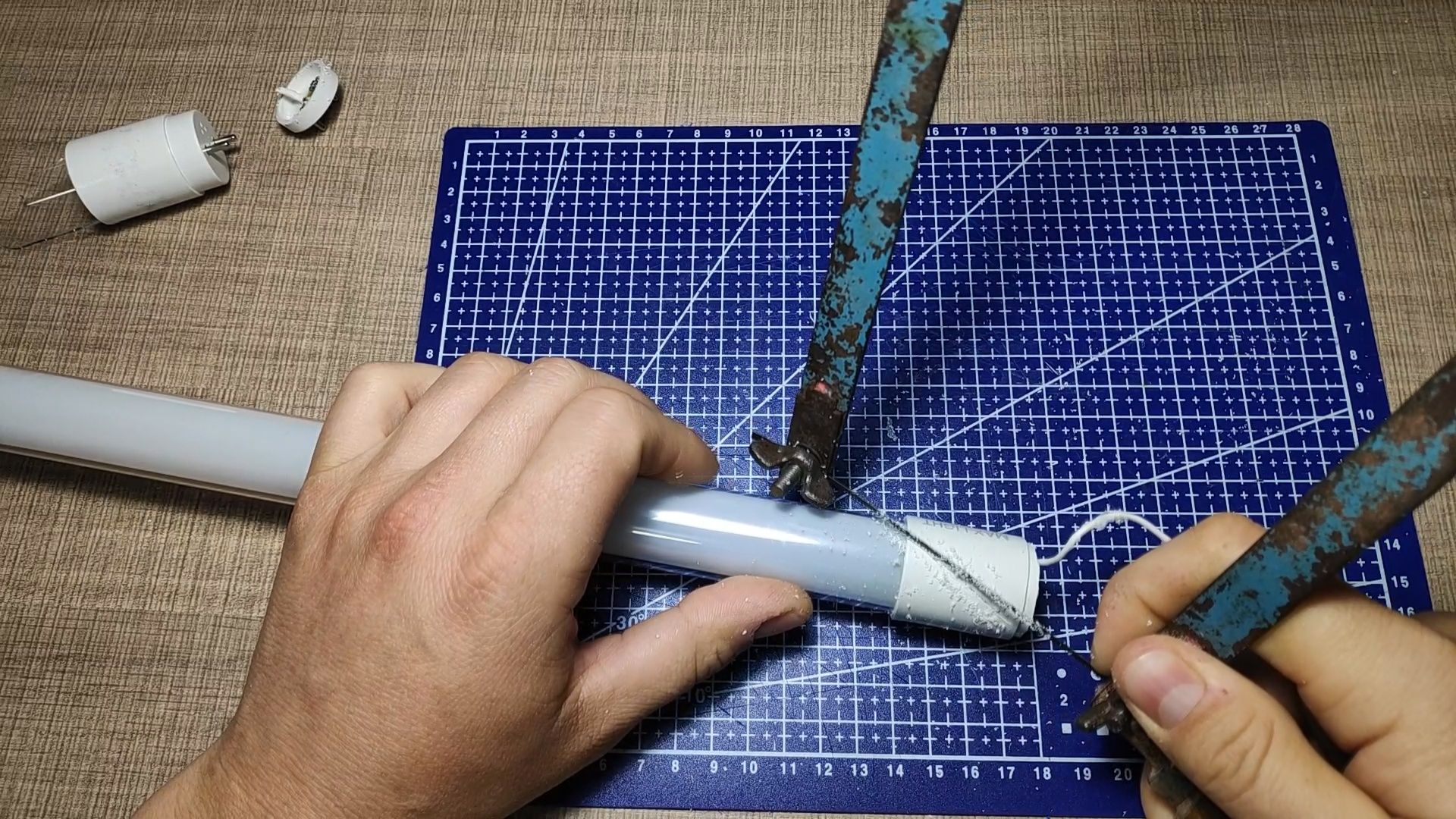 T8 Mains LED Light Teardown : 4 Steps - Instructables