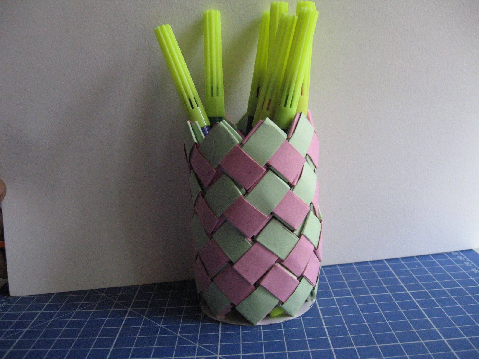 How to Make a Small Paper Vase : 6 Steps (with Pictures) - Instructables