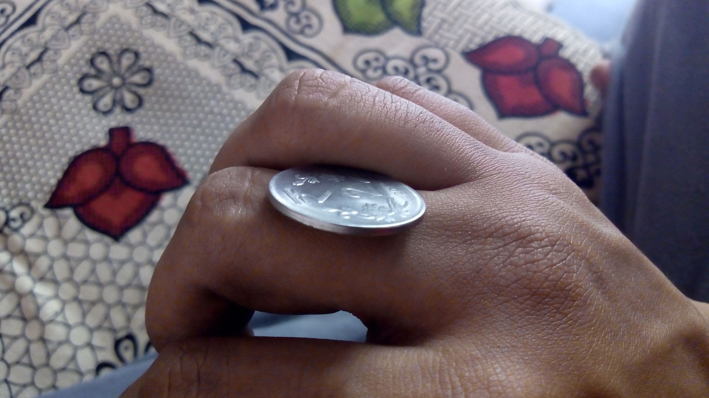 Rolling Coin Across Your Fingers! Coin Trick : 5 Steps - Instructables