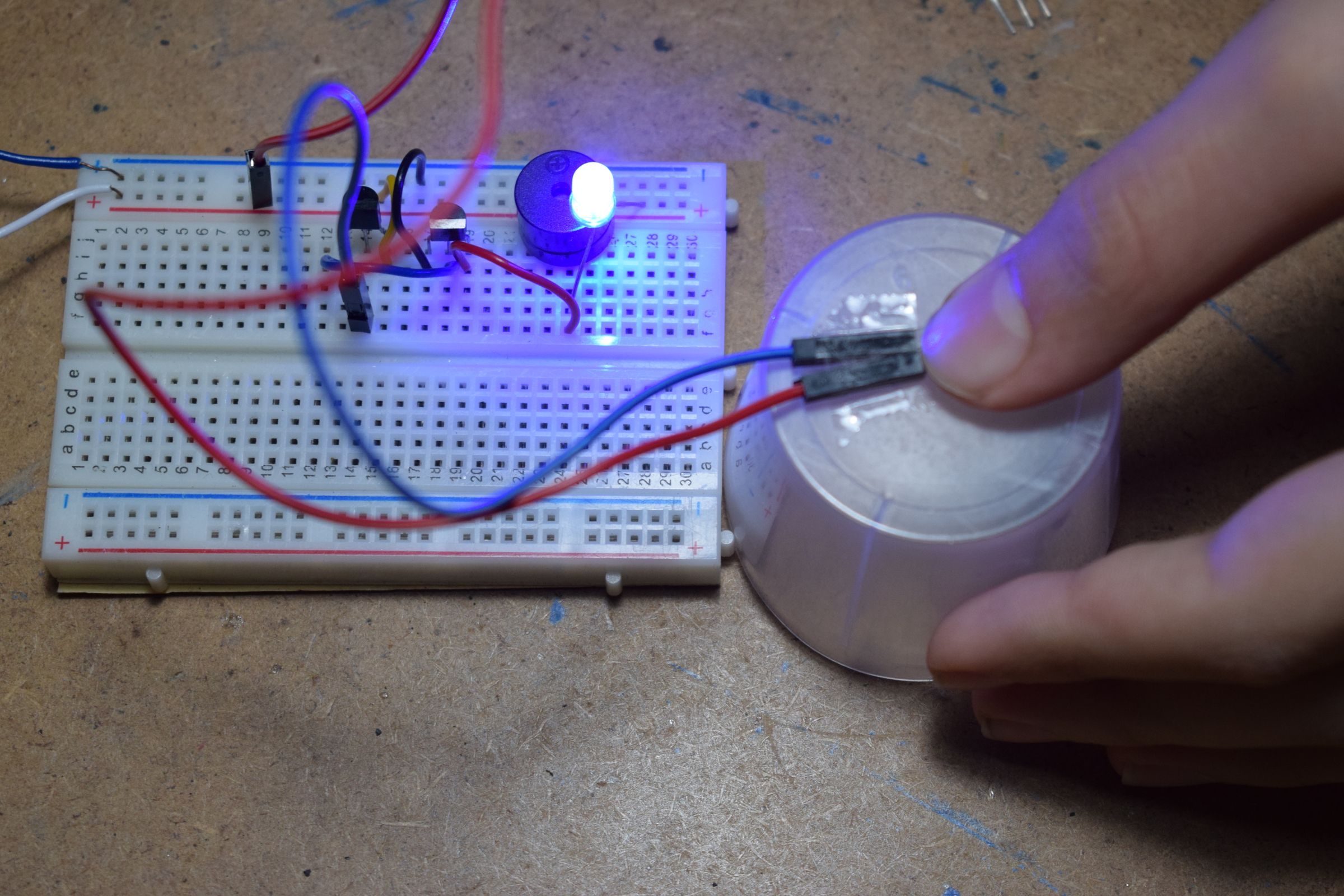 Water Sensor or Alarm Using 2N2222 Transistors : 5 Steps - Instructables