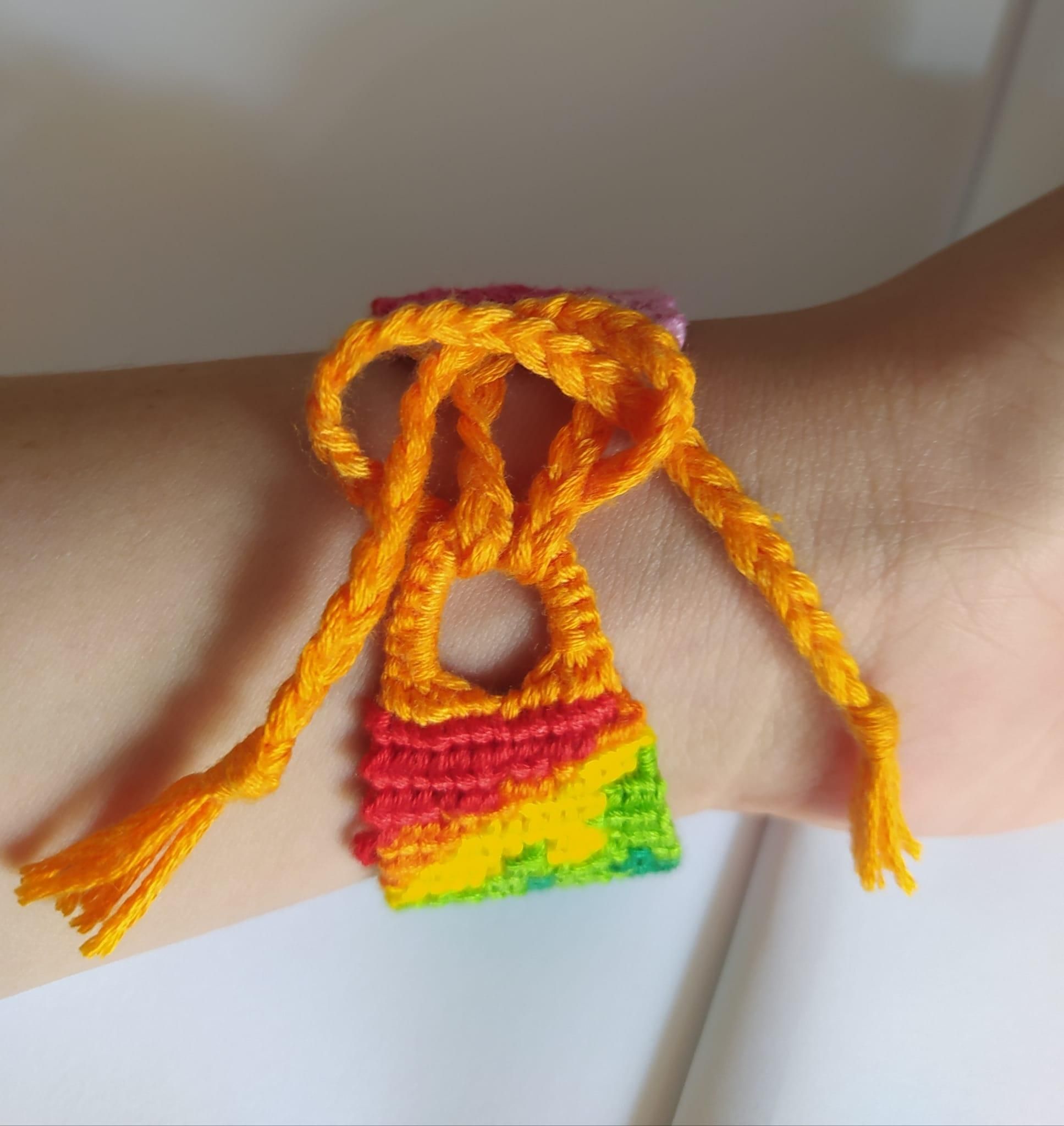 Alpha Pattern Macrame Bracelet: Spiral Tie Dye : 18 Steps (with ...