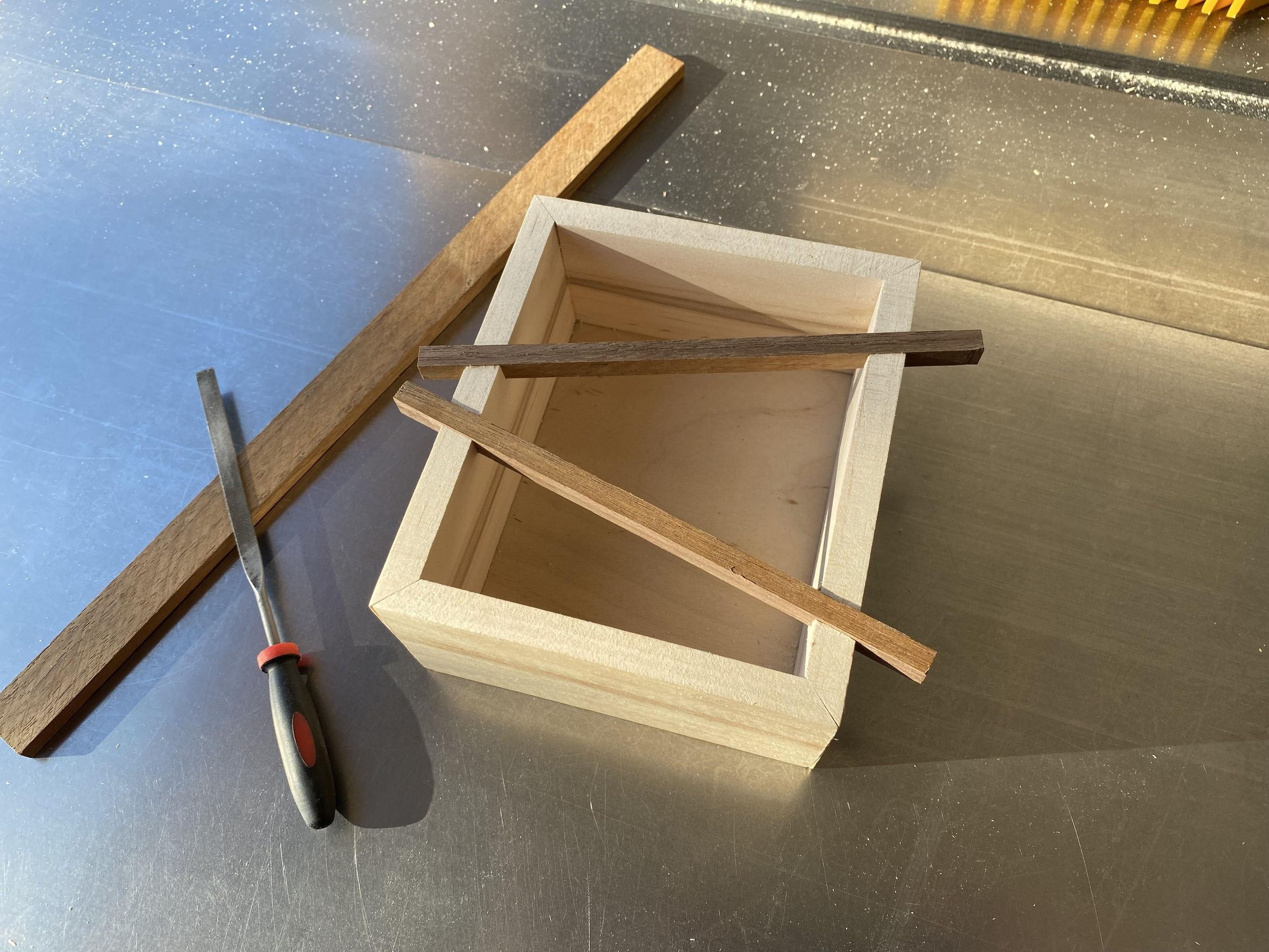 A Novel Way to Set a Box Lid : 7 Steps (with Pictures) - Instructables