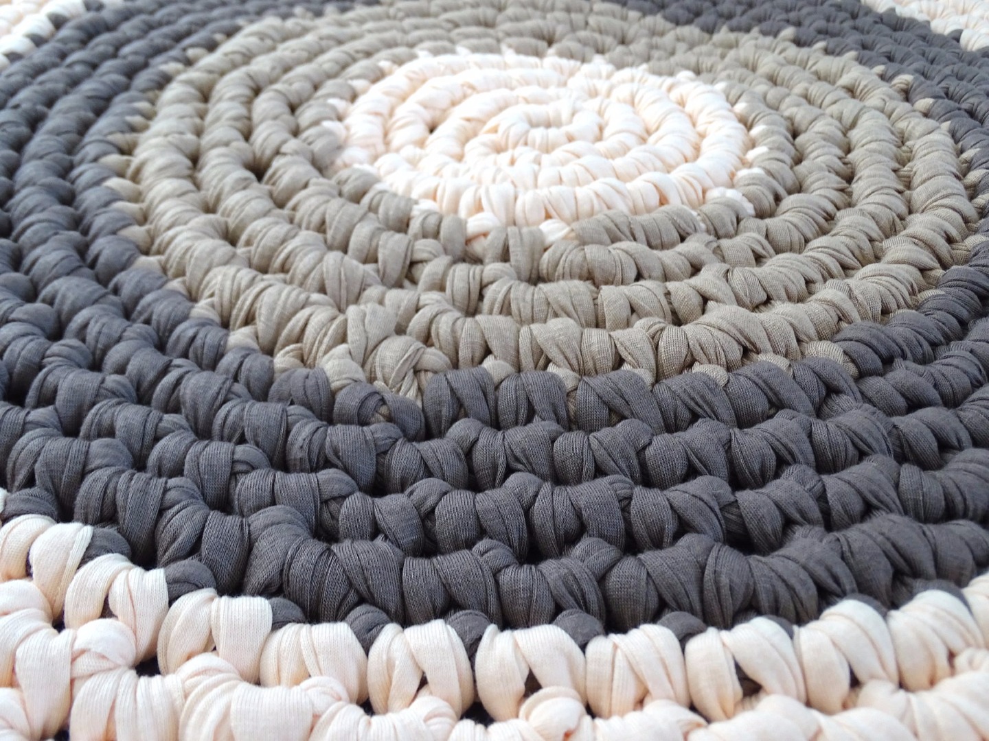 T- Shirt Yarn Round Rug - How to & Tips - Instructables