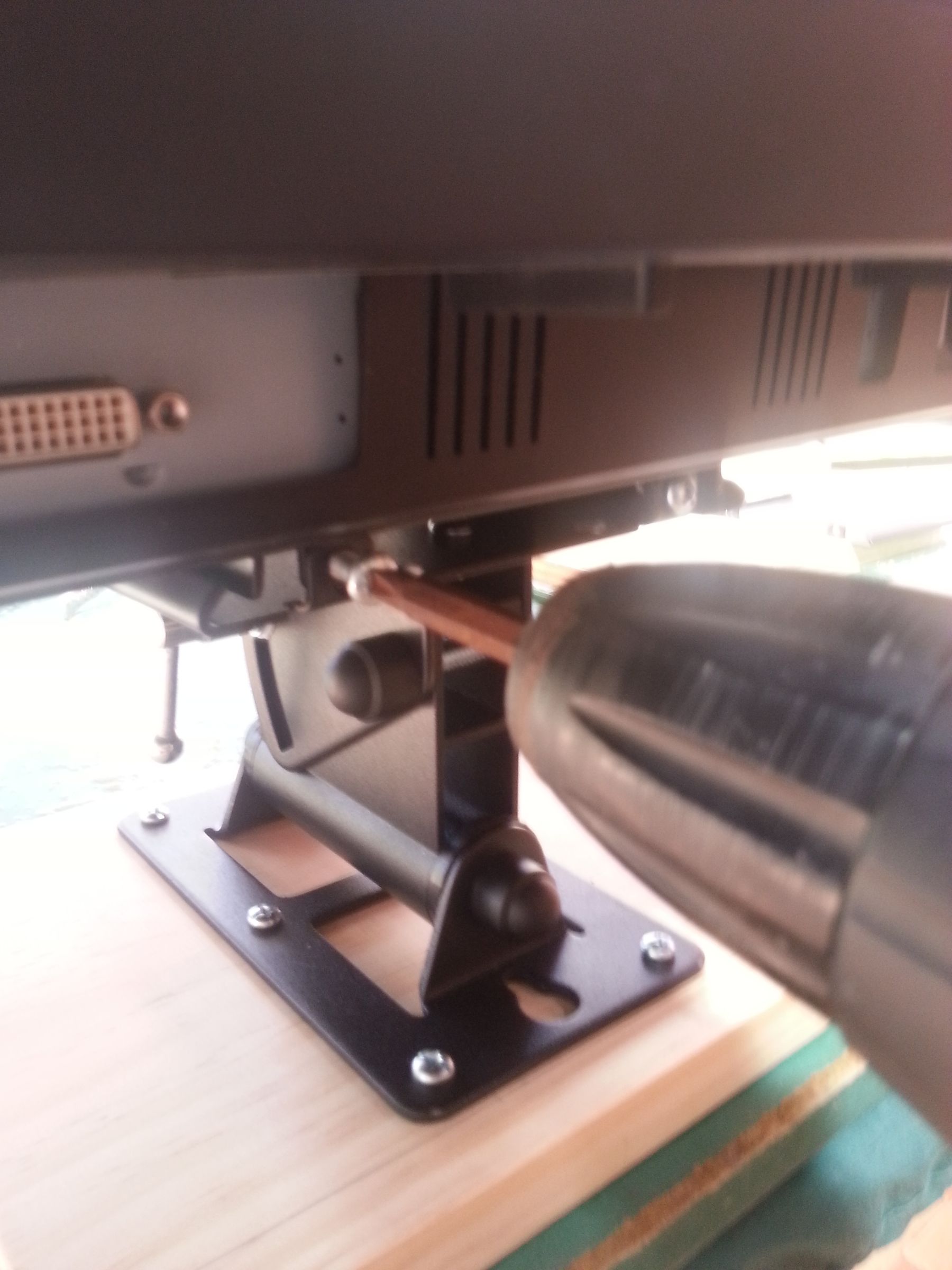 Triple Monitor Wall Mount : 6 Steps - Instructables