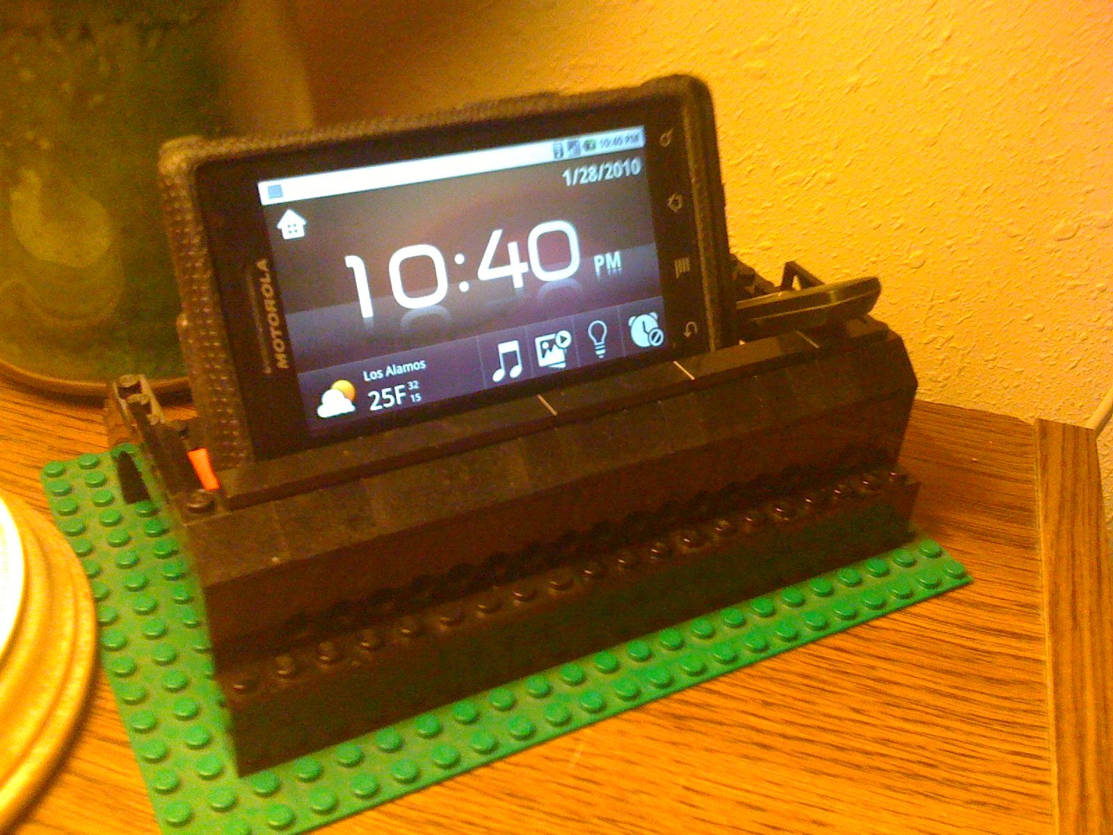 Homemade Motorola Droid Multimedia Dock - Instructables