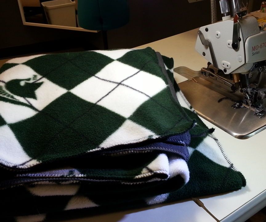 Easy Fleece Blanket With a Serger : 6 Steps - Instructables