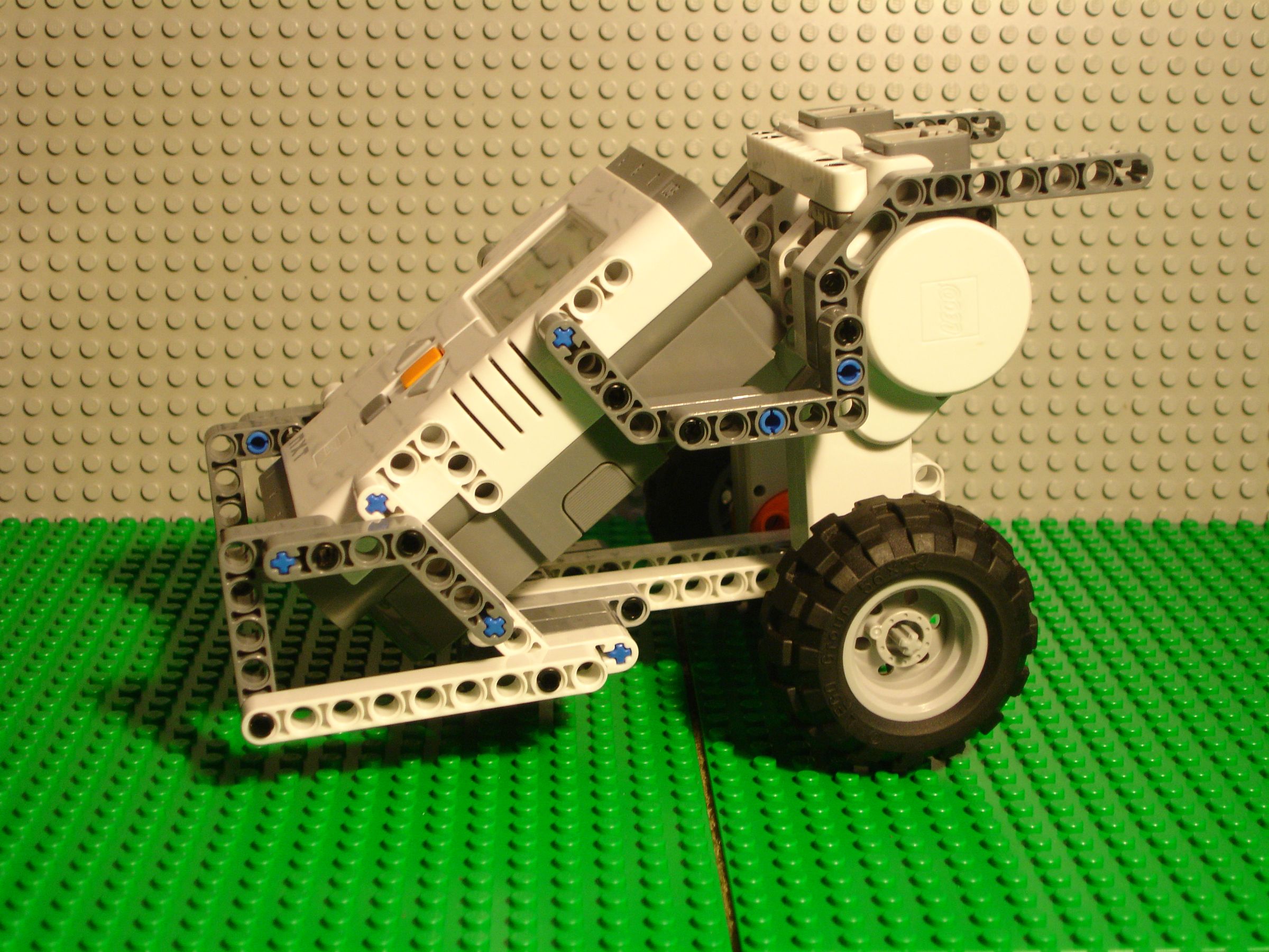 Build a Simple LEGO Starter Robot : 7 Steps - Instructables
