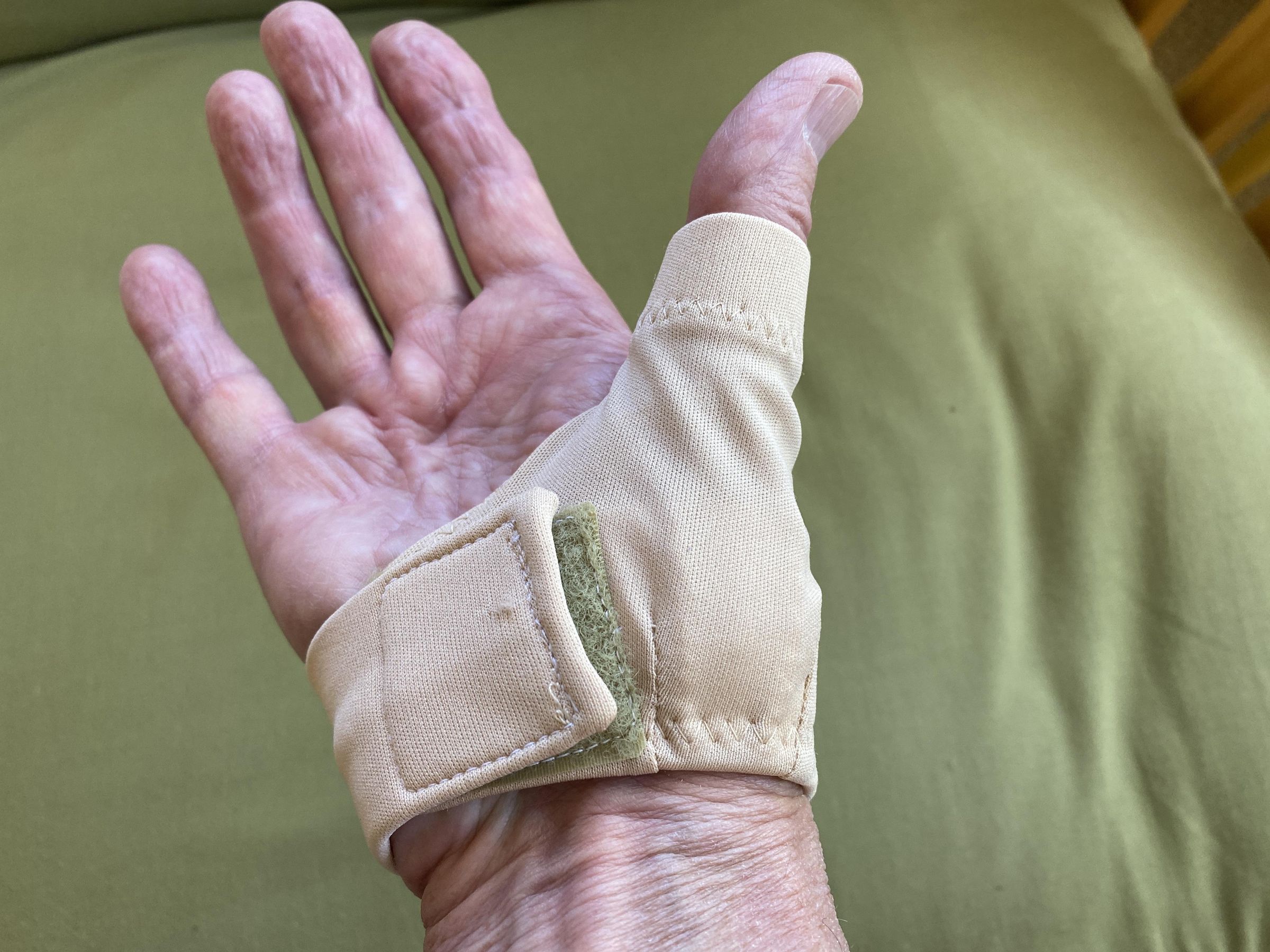 Make a Splint for Your Sore Thumb Joint : 10 Steps (with Pictures ...
