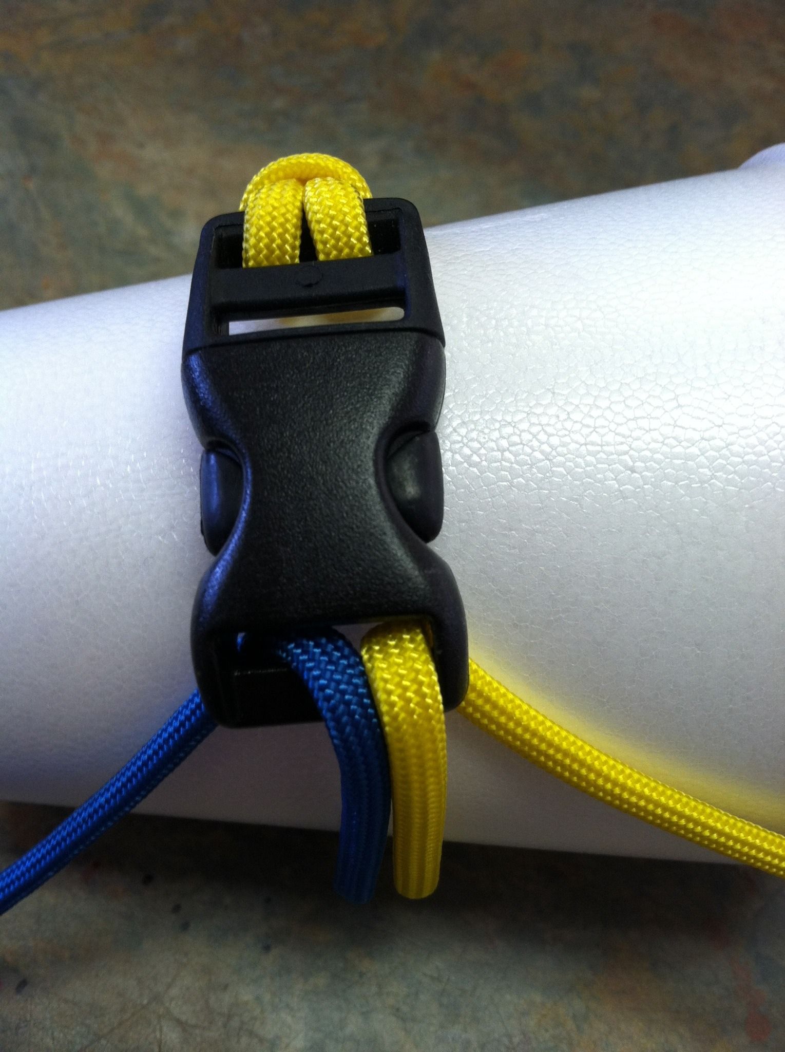 2 Color Paracord Bracelet (Tutorial) : 7 Steps - Instructables