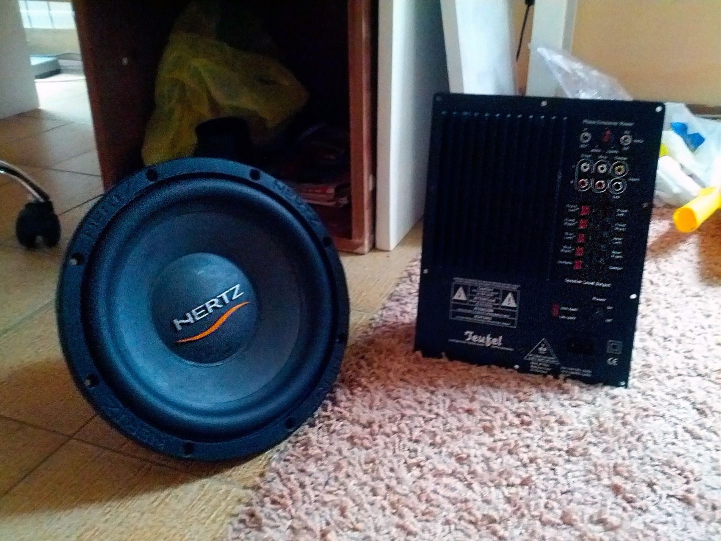 "SOUNDESK" a Desk With Built in Subwoofer, Amplifier and Speakers : 8 ...