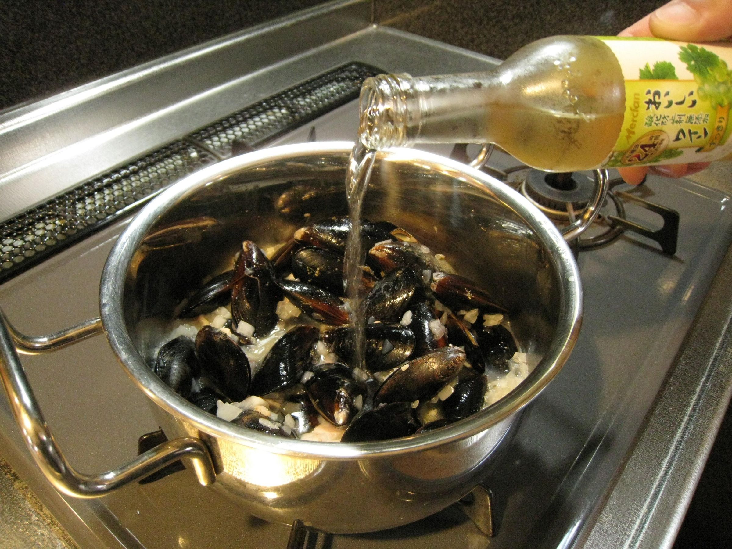 A Spoon & Soup by Making From Mussel : 4 Steps - Instructables
