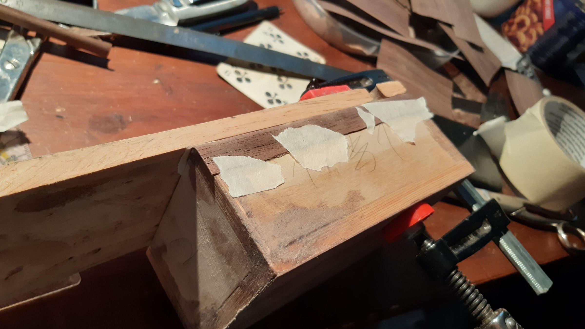 Truely Invisible Hinged Box With Bumblebee Topping : 8 Steps (with ...