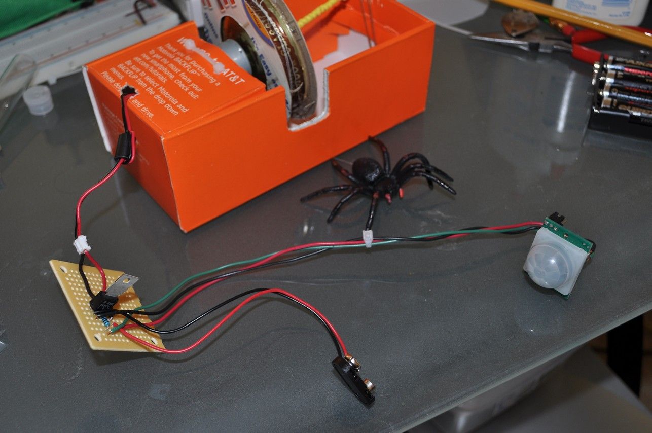Motion Activated Dropping Spider, Low Cost, No Programming : 10 Steps ...