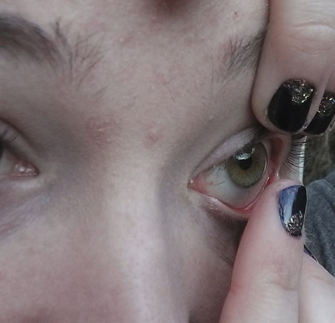 How to Insert and Remove a Contact Lens : 12 Steps - Instructables