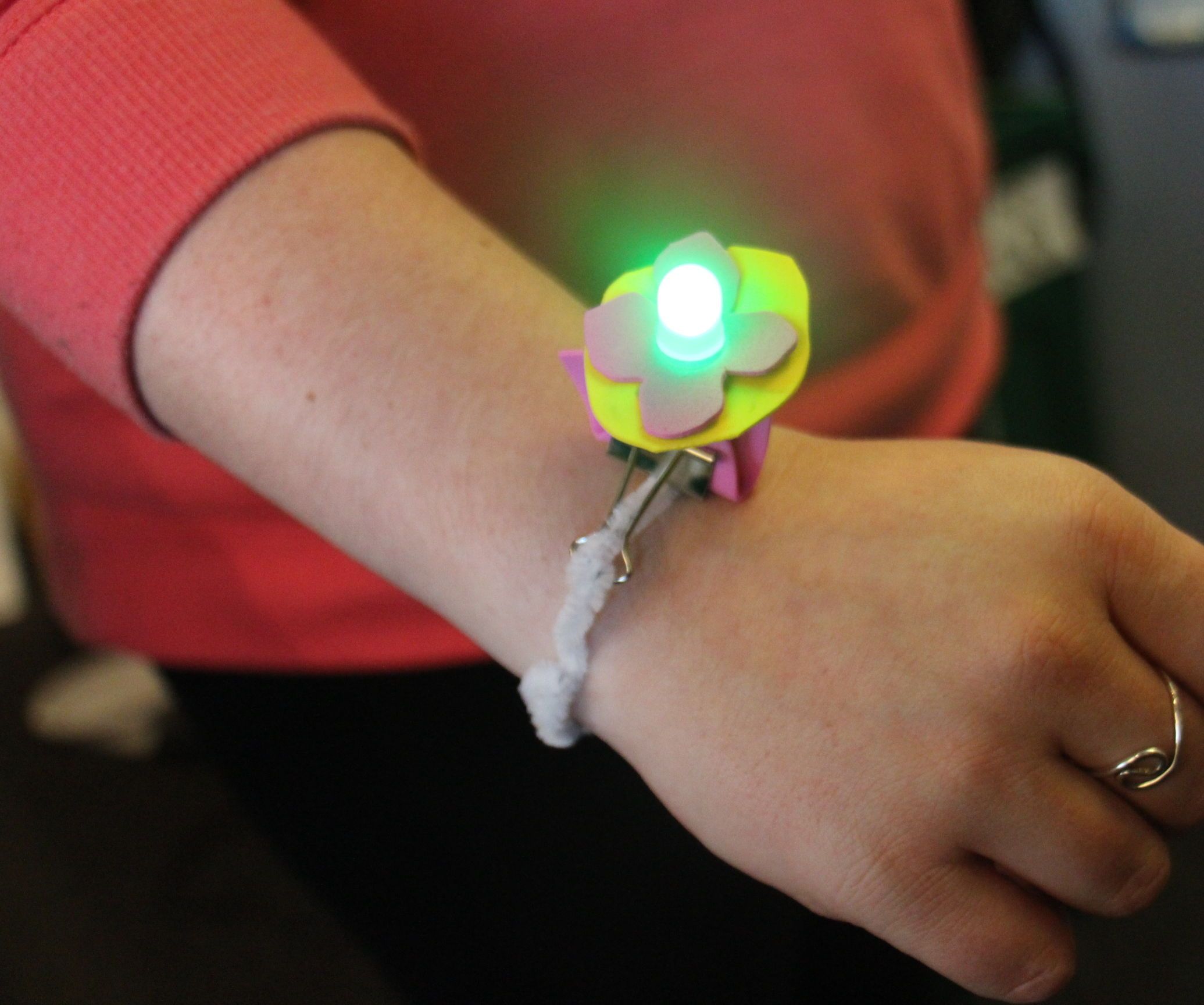 LED Pipe Cleaner Bracelet : 4 Steps (with Pictures) - Instructables
