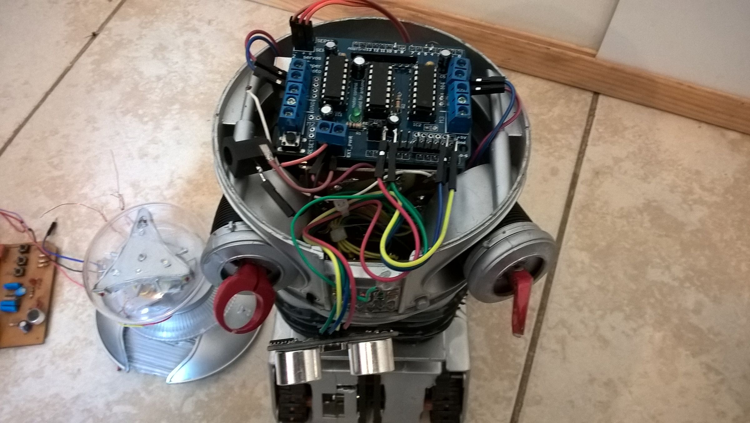 Robot B9 - " Lost in Space " Moebius : 6 Steps - Instructables