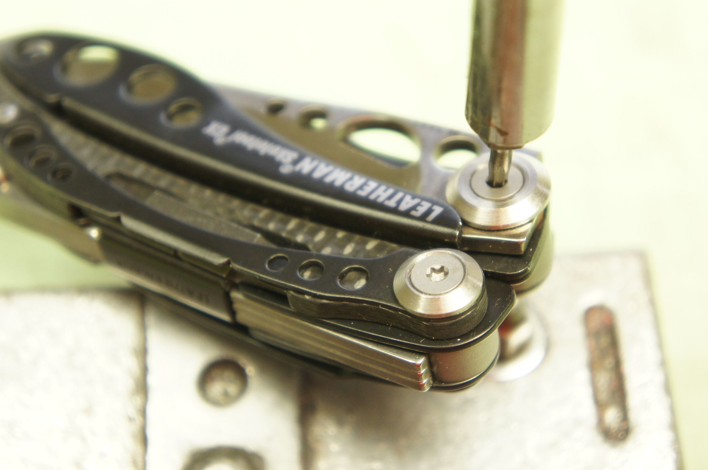 How to Swap the Blade on Your Leatherman Skeletool, Skeletool CX, or ...