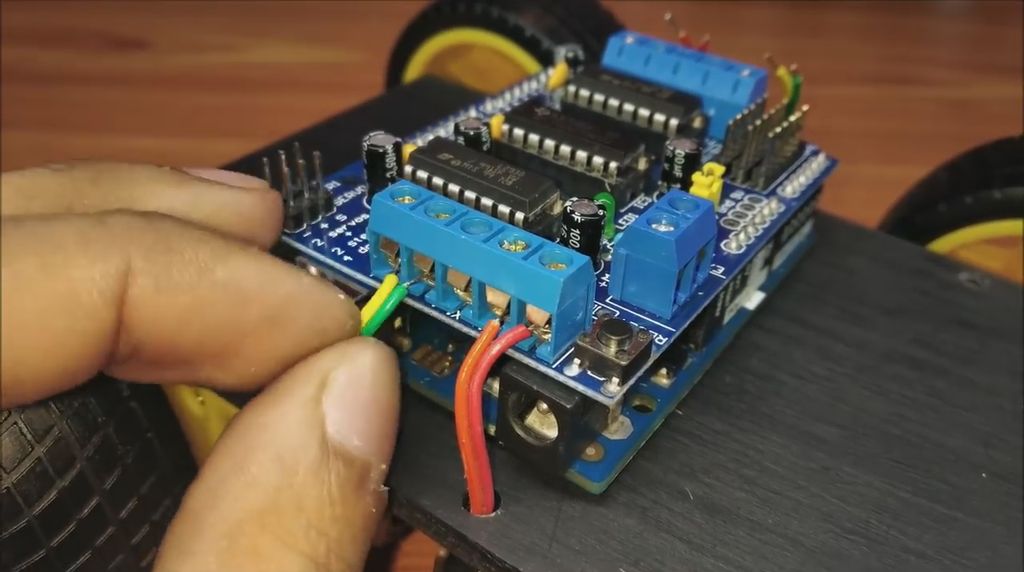 DIY Arduino Obstacle Avoiding Car at Home: 5 Steps