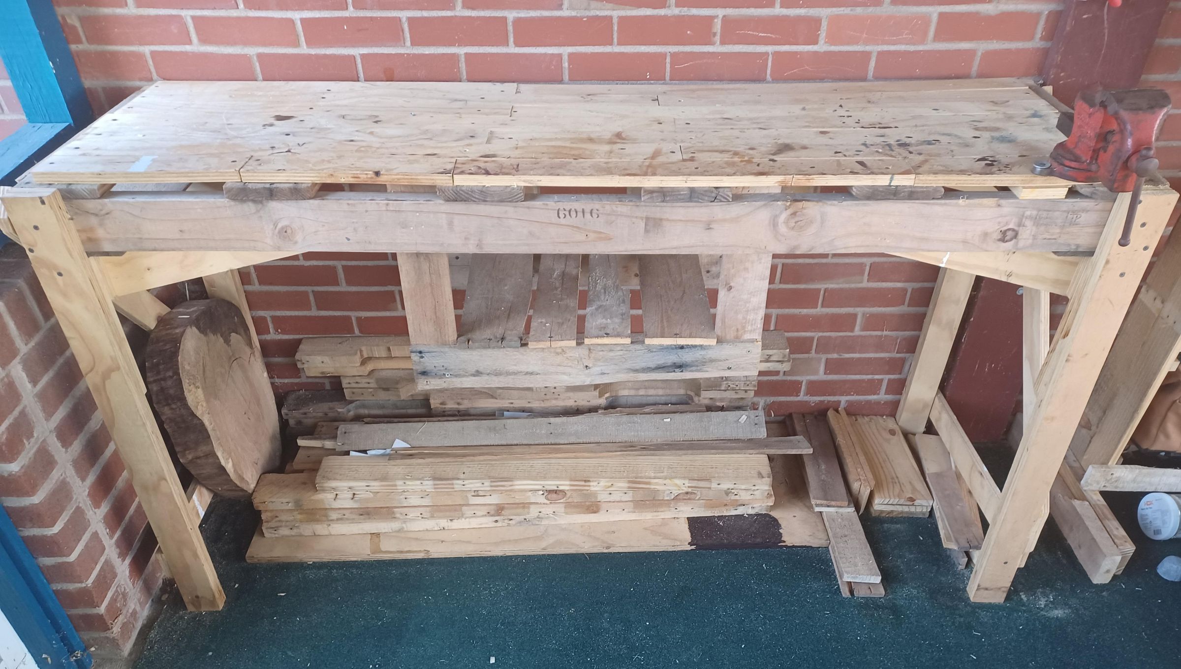 DIY Workbench From Scraps and Pallets : 7 Steps - Instructables