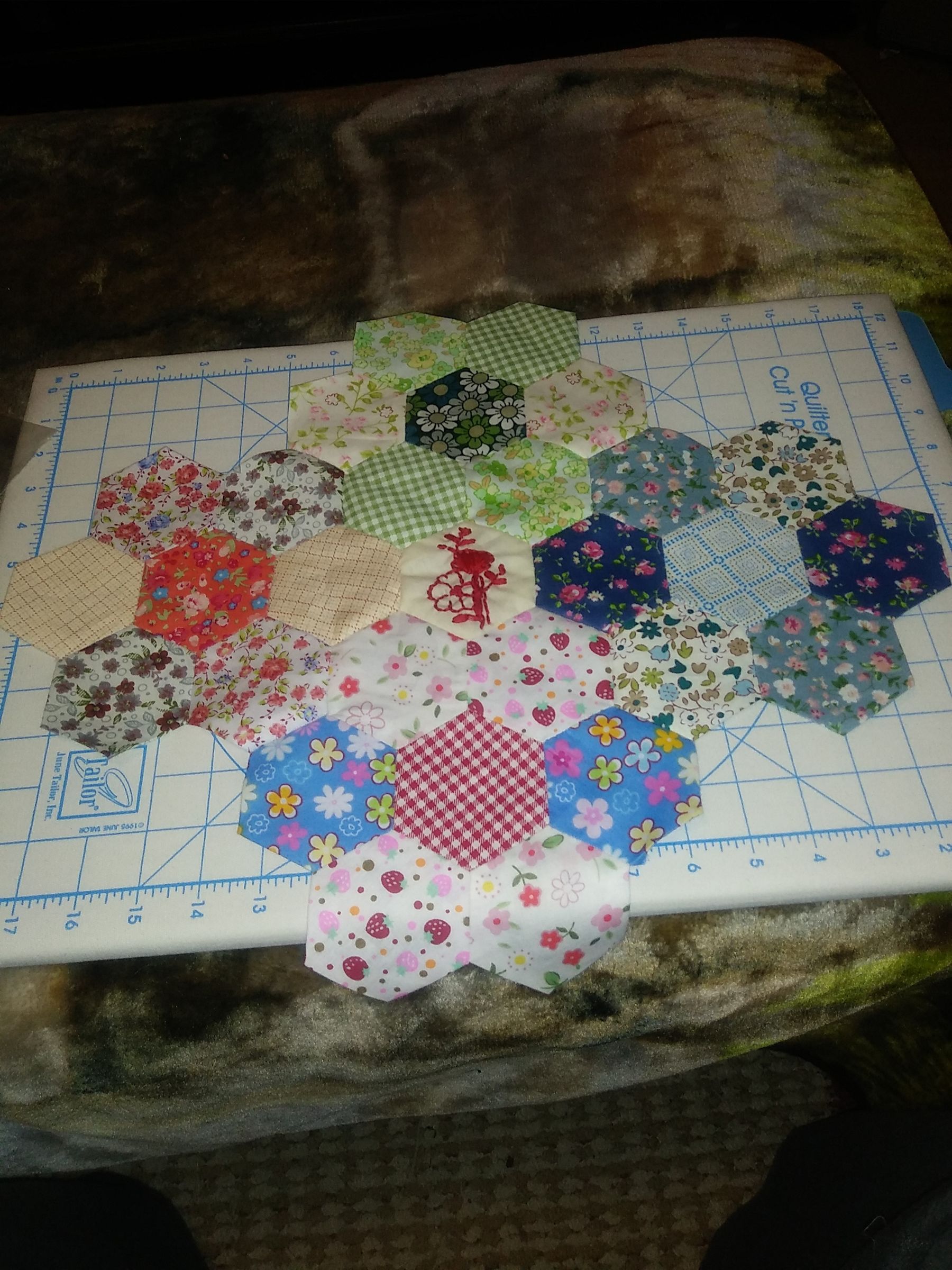 Hexagon Piecing Tutorial : 7 Steps (with Pictures) - Instructables