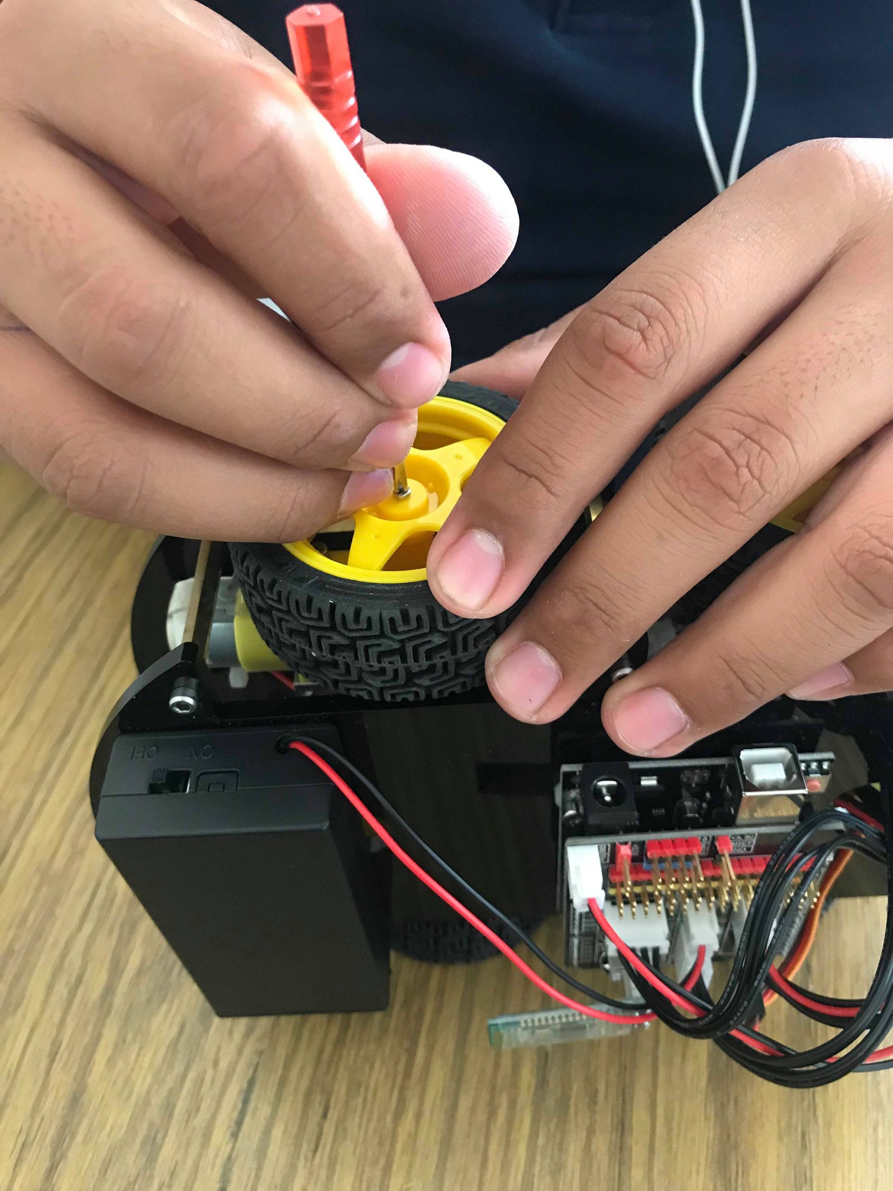 Como Poner Llantas Y Conectar Componentes En Carro Arduino : 3 Steps ...
