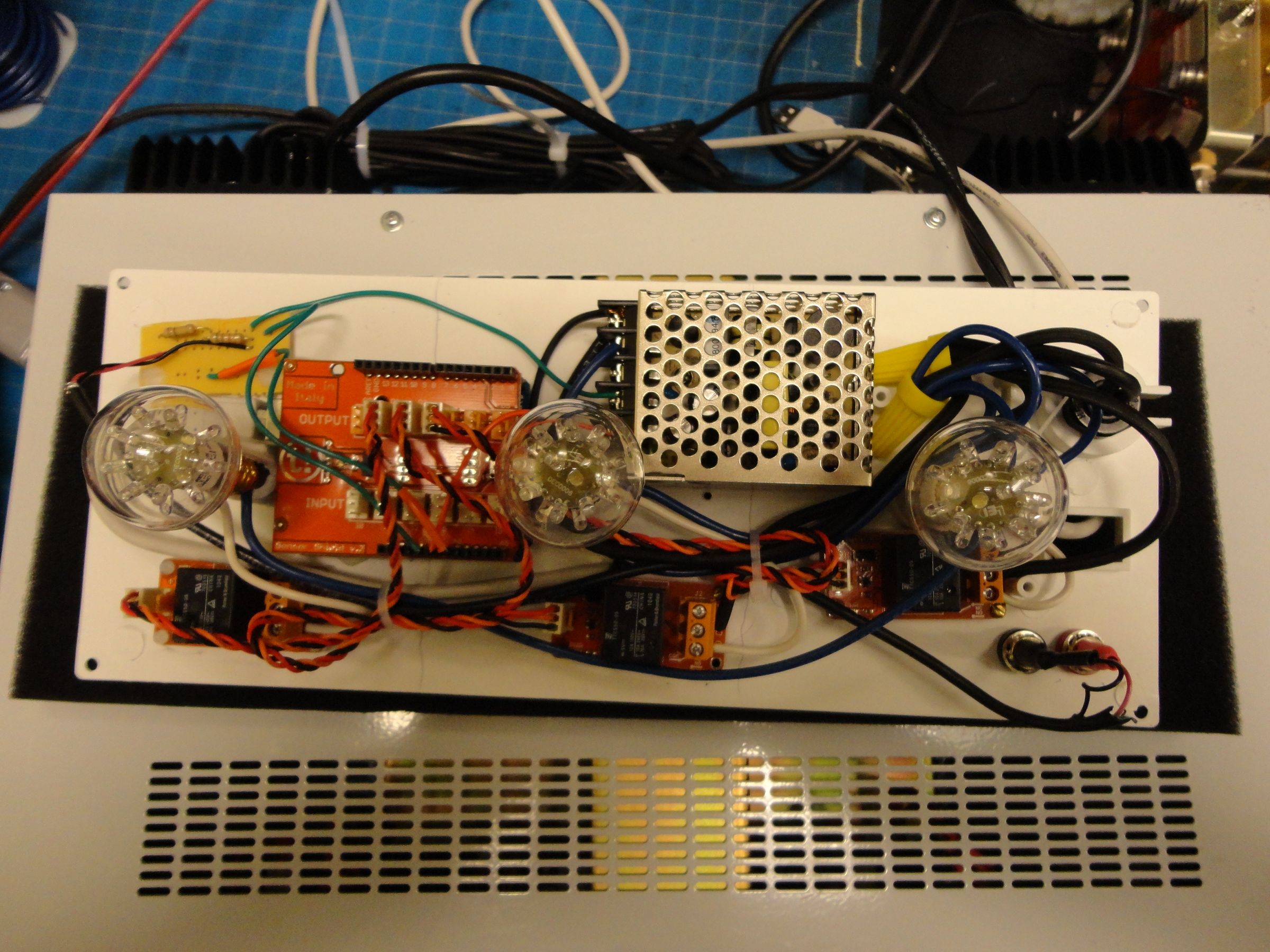 Safety Stoplight: the Easy, Arduino-powered, Voltage Warning Light : 3 ...