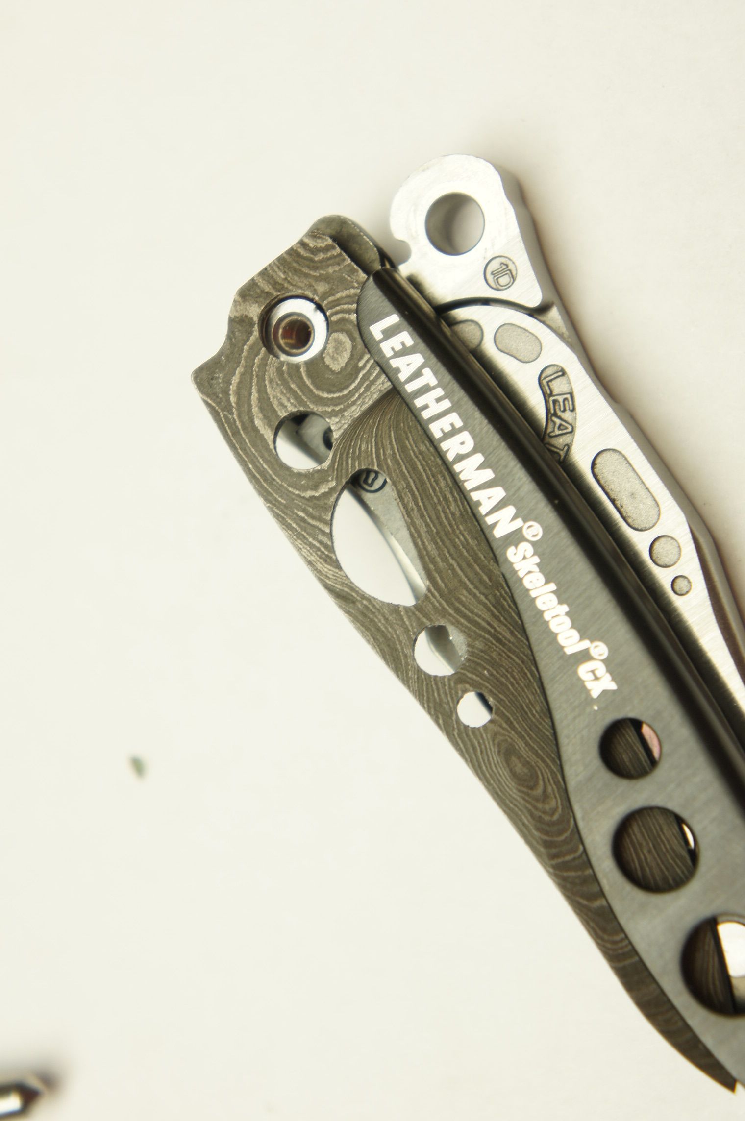 How to Take Apart and Reassemble a Leatherman Skeletool Multi-tool : 9 ...