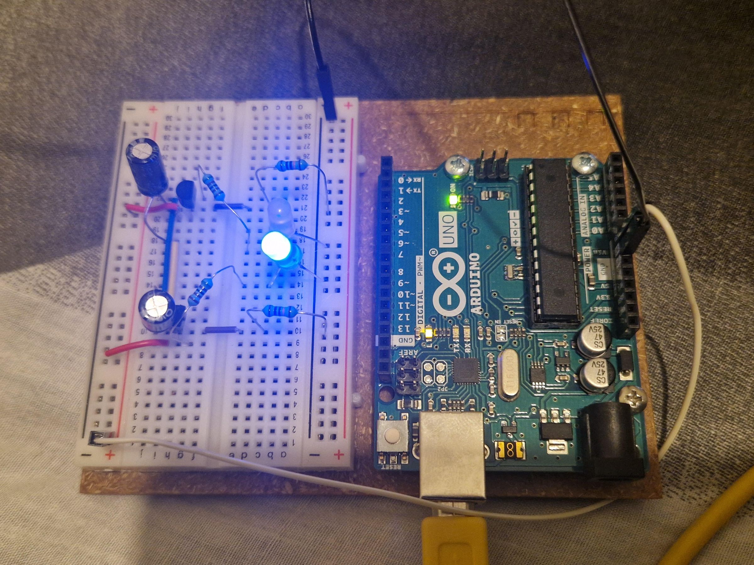 Simple Blinking LED Circuit : 5 Steps (with Pictures) - Instructables