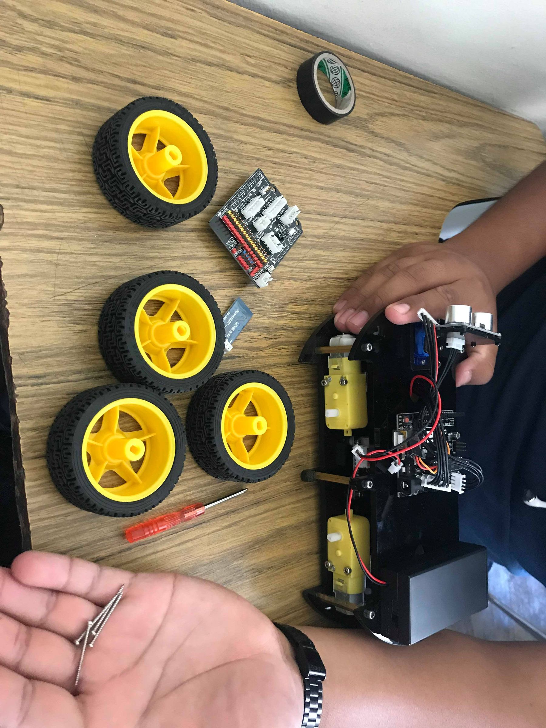 Como Poner Llantas Y Conectar Componentes En Carro Arduino : 3 Steps ...