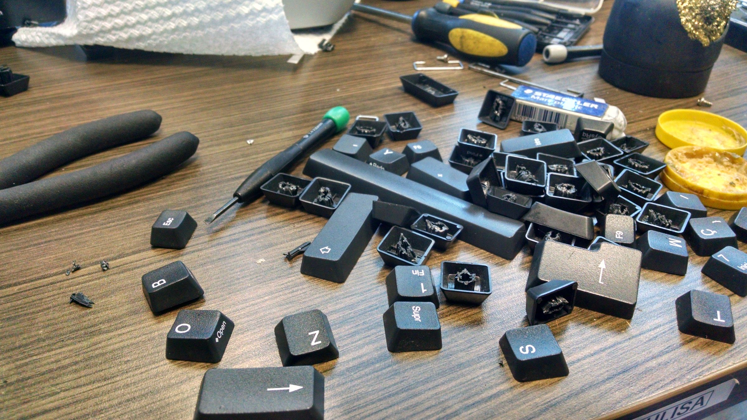 Damaged Keyboard Into Geek Pencil Holder : 7 Steps (with Pictures ...