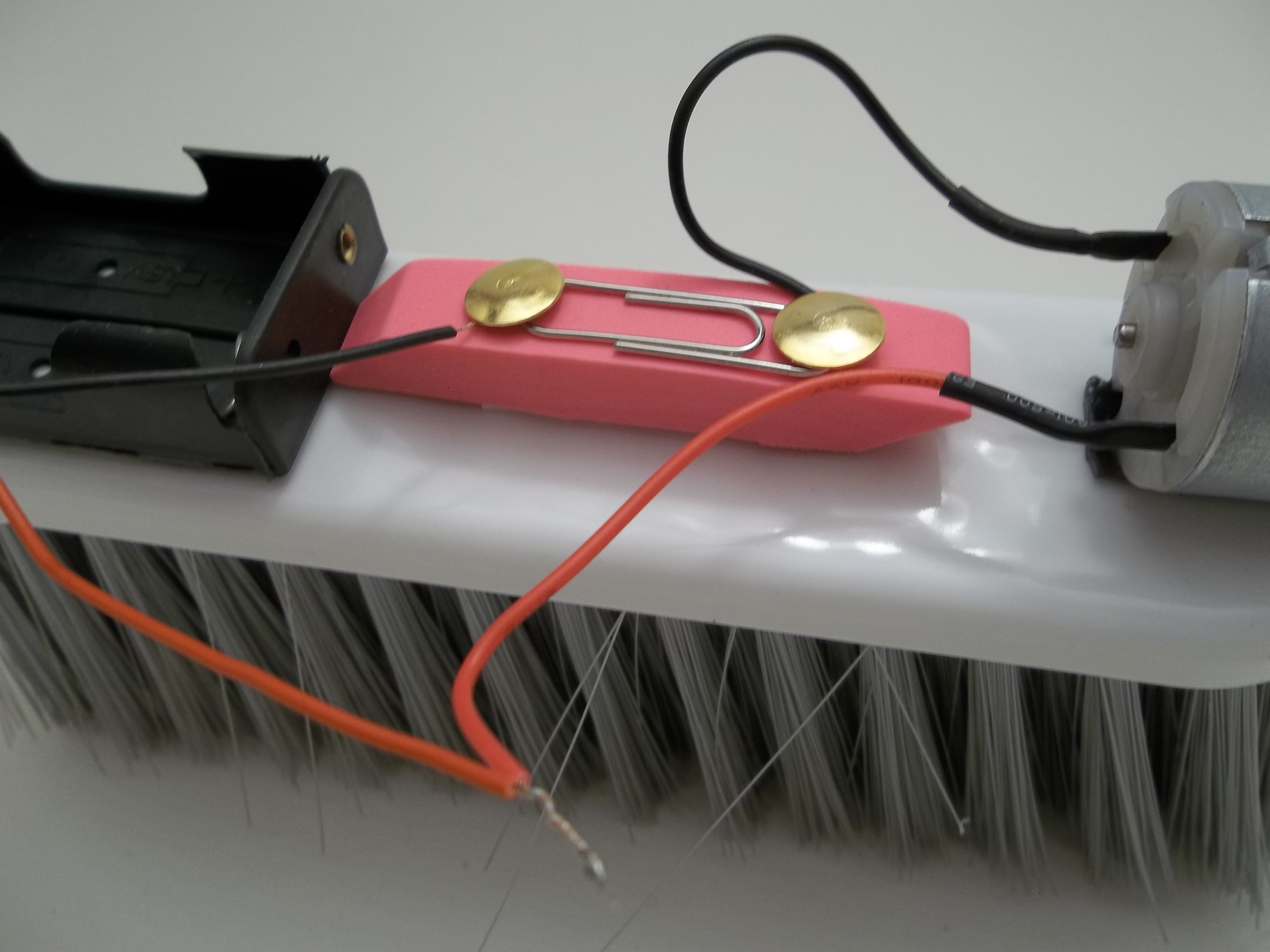 A Simple and Cheap No-Solder Bristlebot! : 9 Steps - Instructables