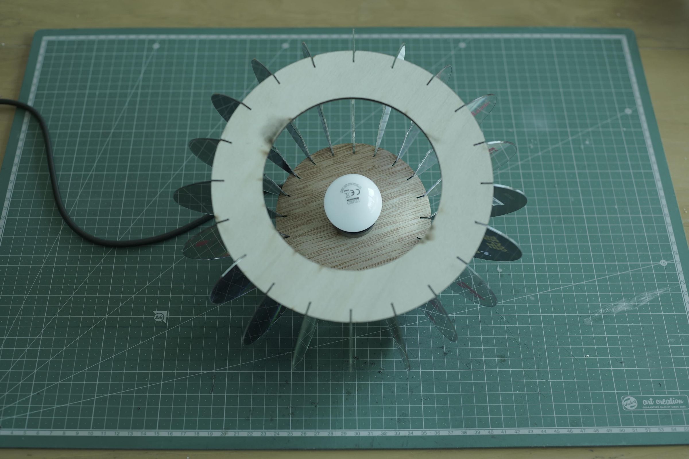 CD-Lamp : 8 Steps - Instructables