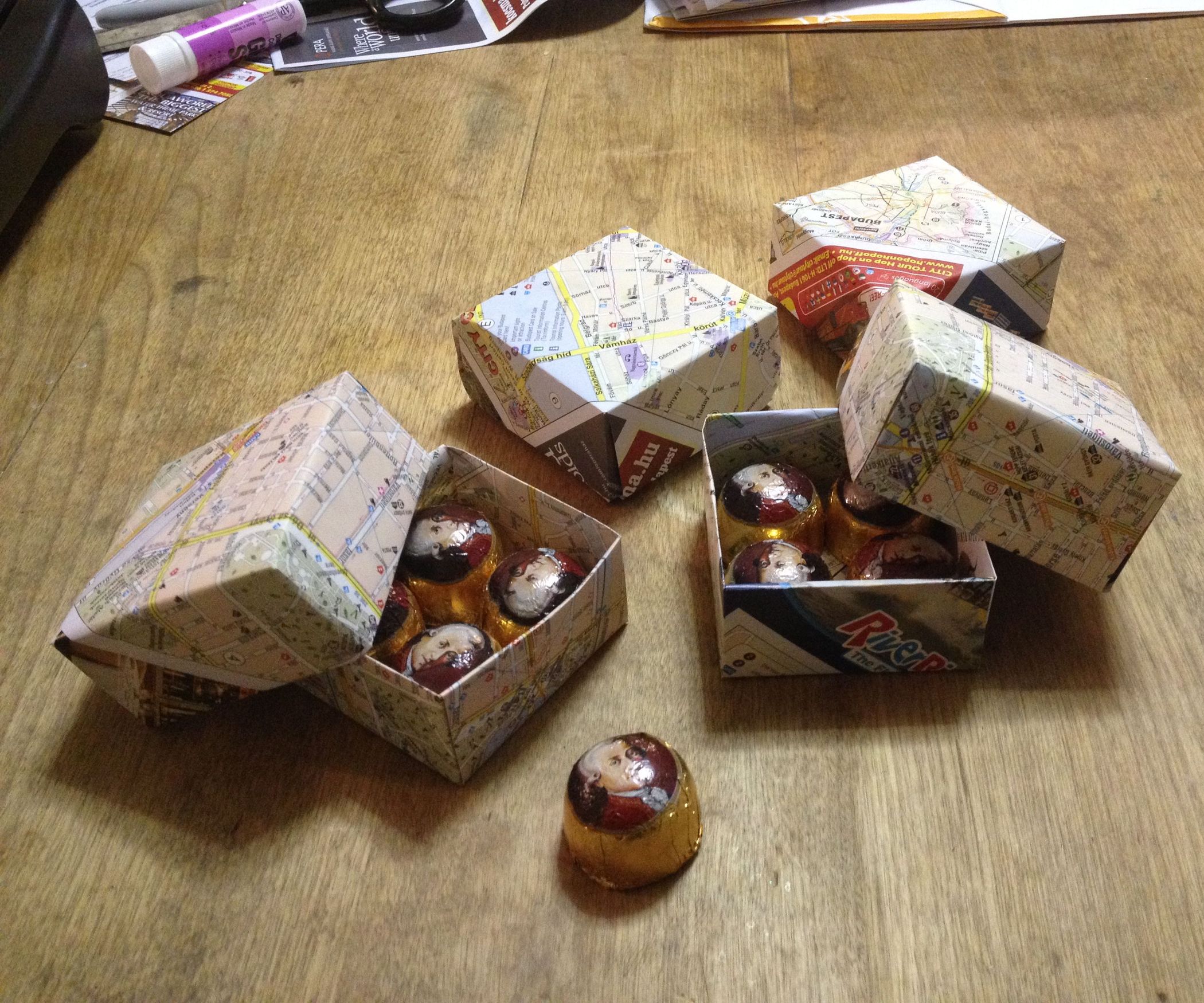 Candy Box Made of Souvenir Maps : 6 Steps (with Pictures) - Instructables