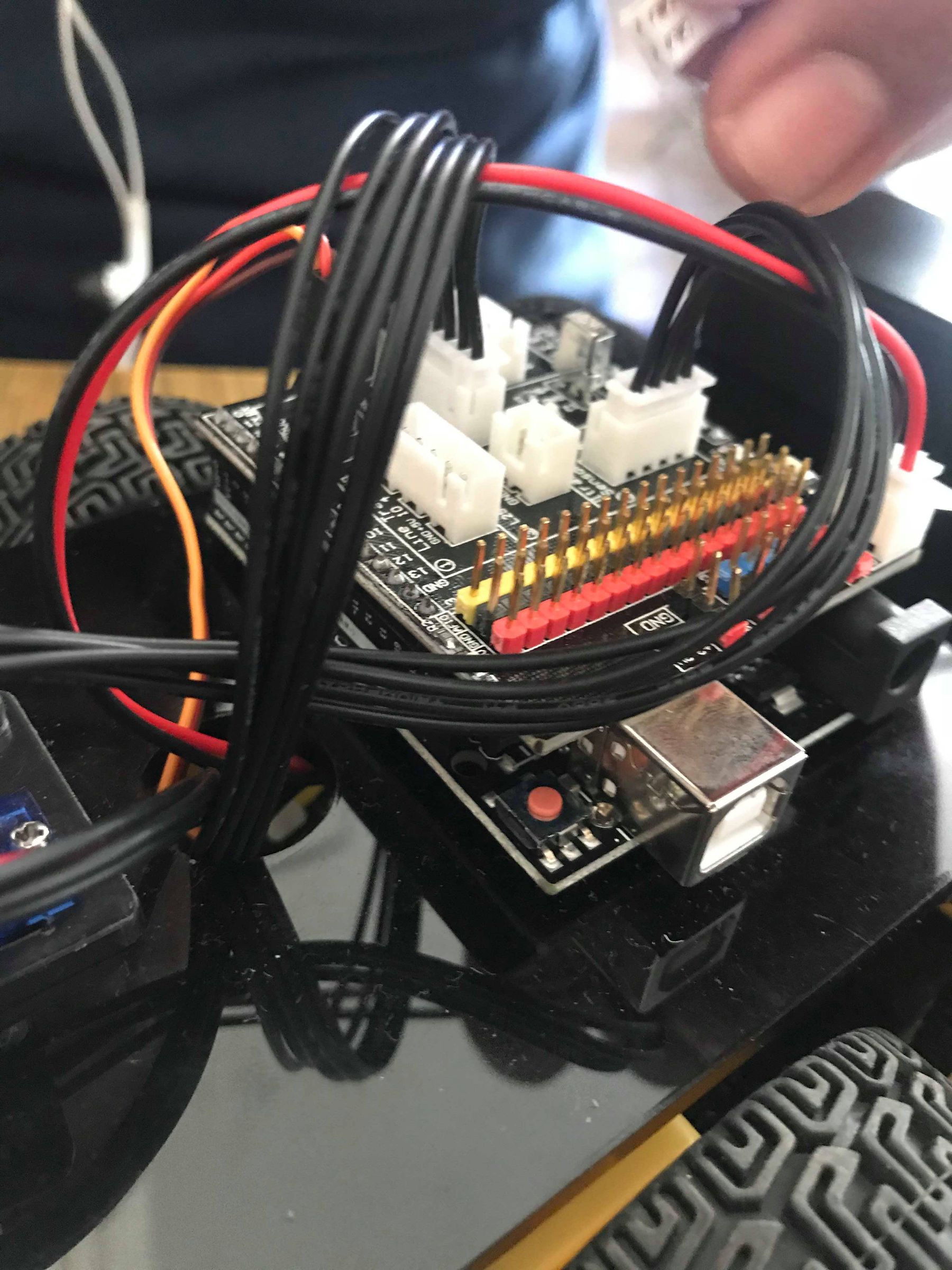 Como Poner Llantas Y Conectar Componentes En Carro Arduino : 3 Steps ...