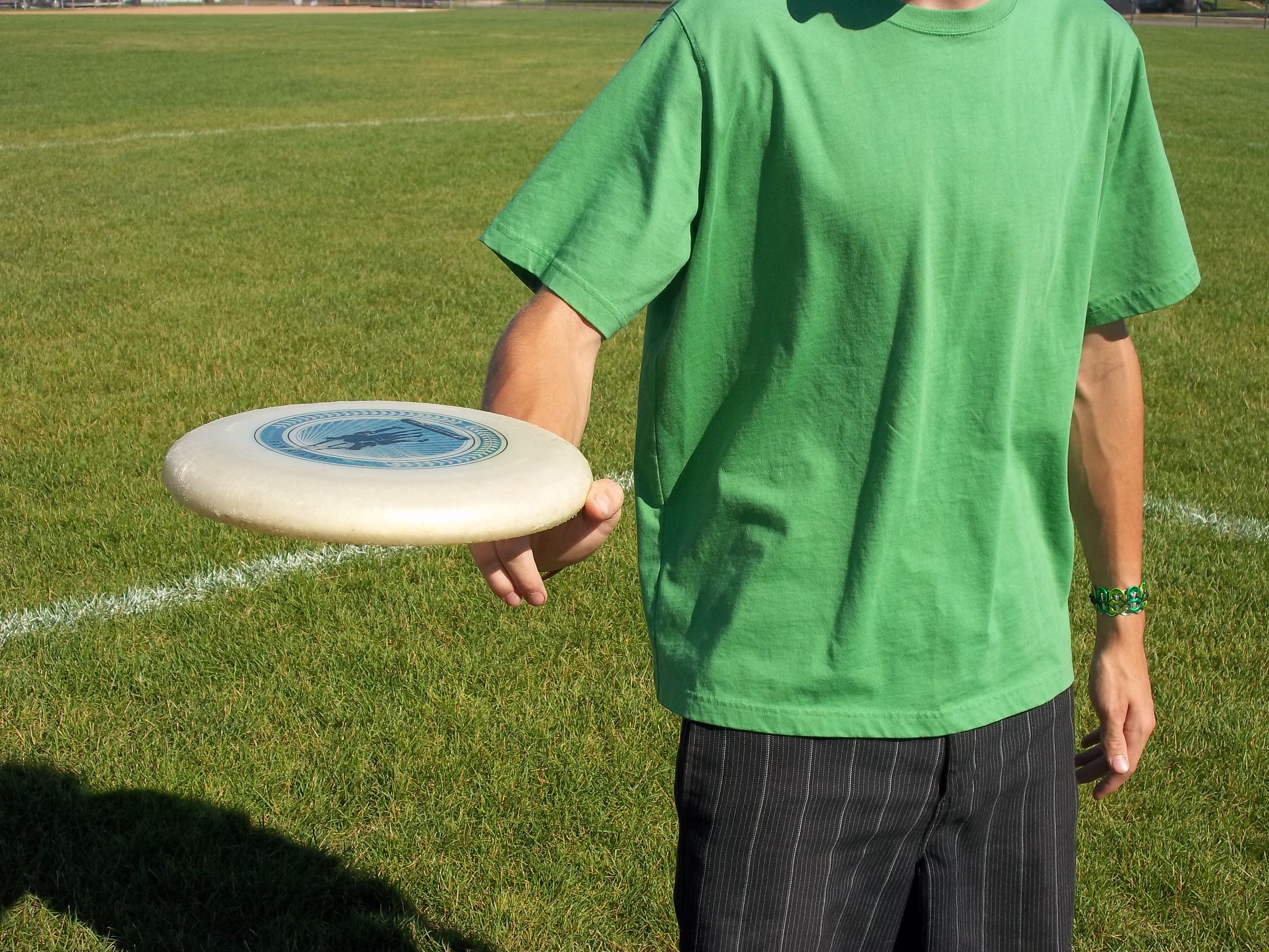 Funky McGroovy Frizbee Throwing Guide : 9 Steps (with Pictures ...