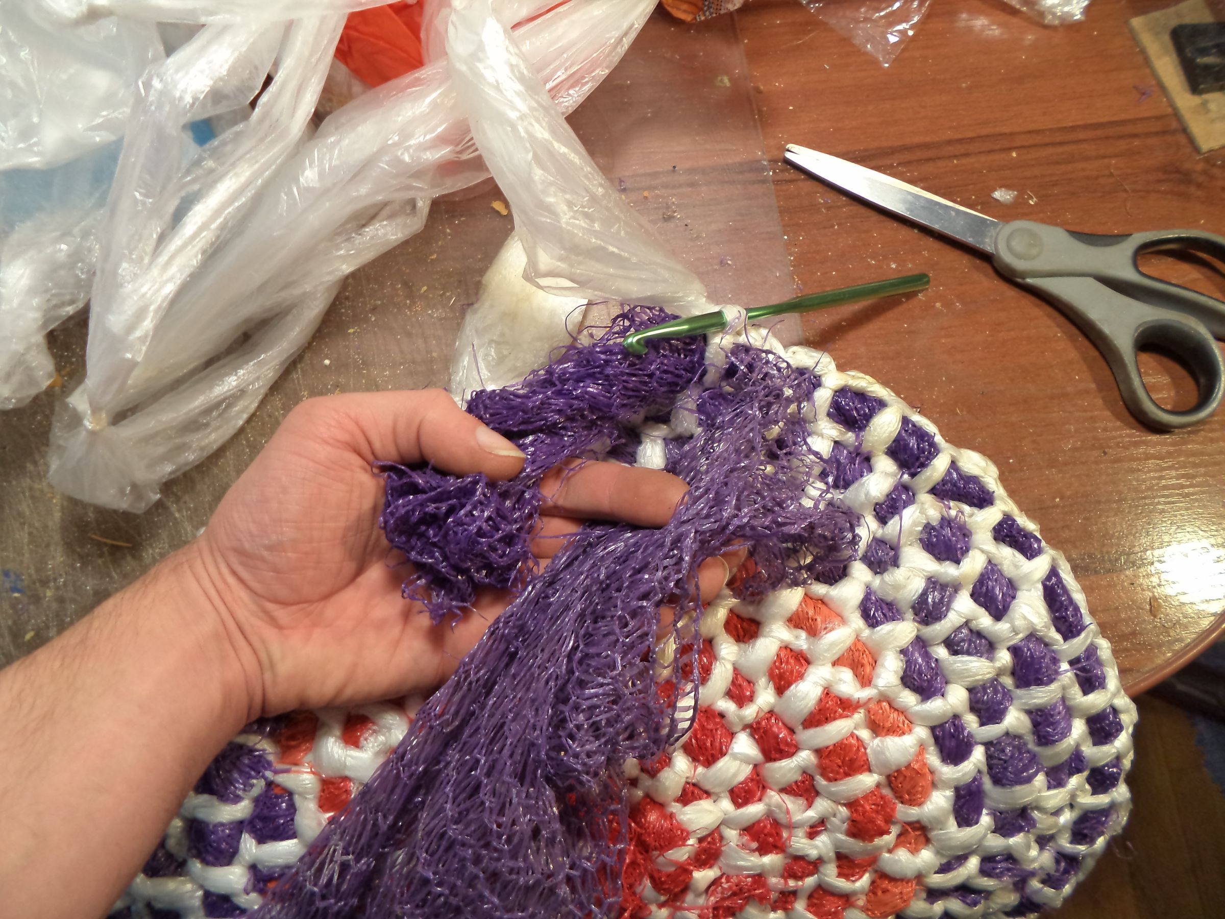Crocheted Rug From Vegatable Mesh Bags : 7 Steps (with Pictures ...