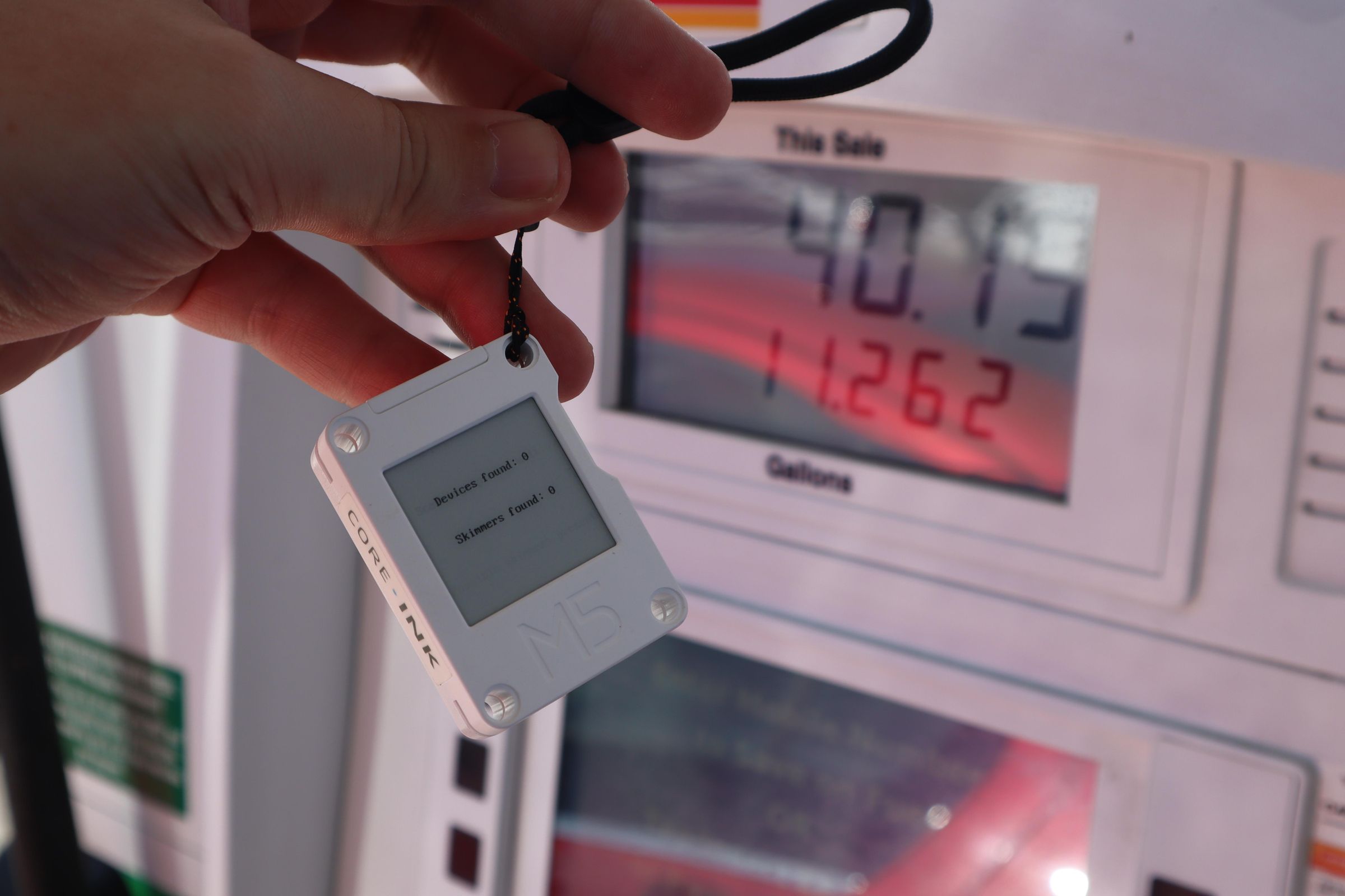 Making an E-ink ESP32 Credit Card Skimmer Detecting Keychain : 10 Steps ...