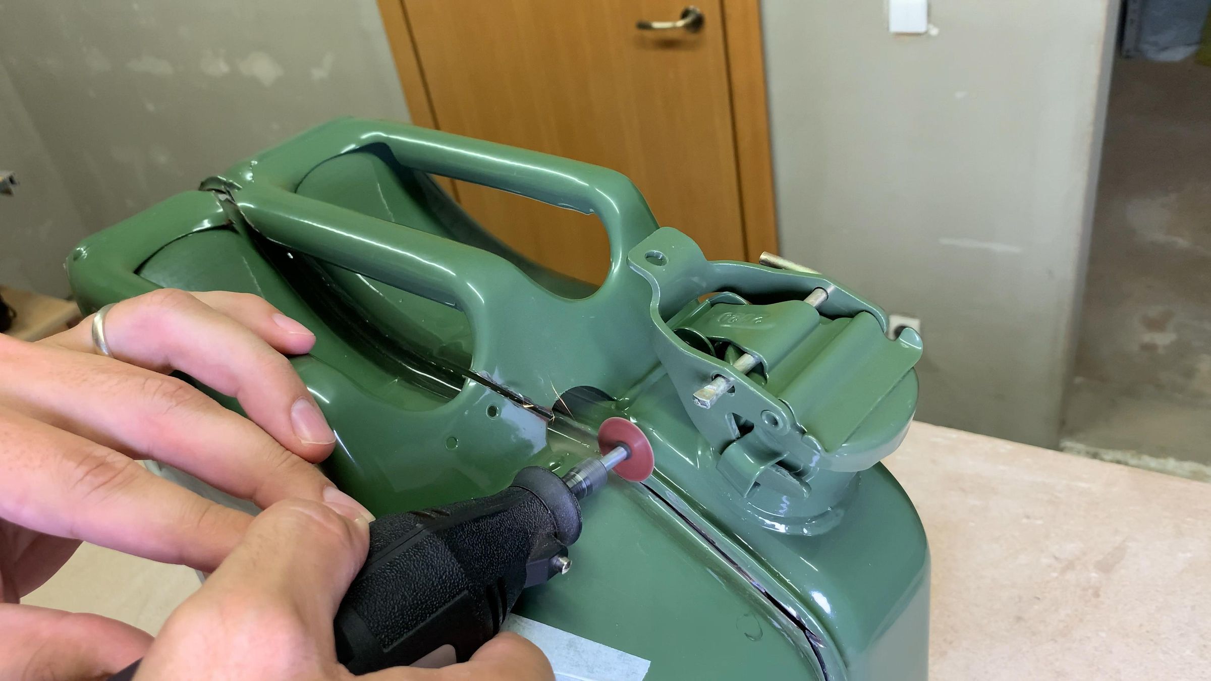 A Suitcase From Jerry Can : 16 Steps (with Pictures) - Instructables