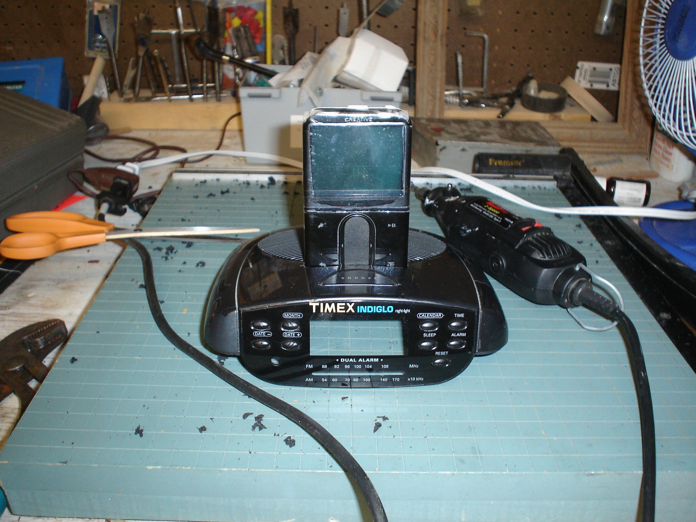 Mp3 Player Dock Speakers/Charger/alarm Clock : 11 Steps - Instructables