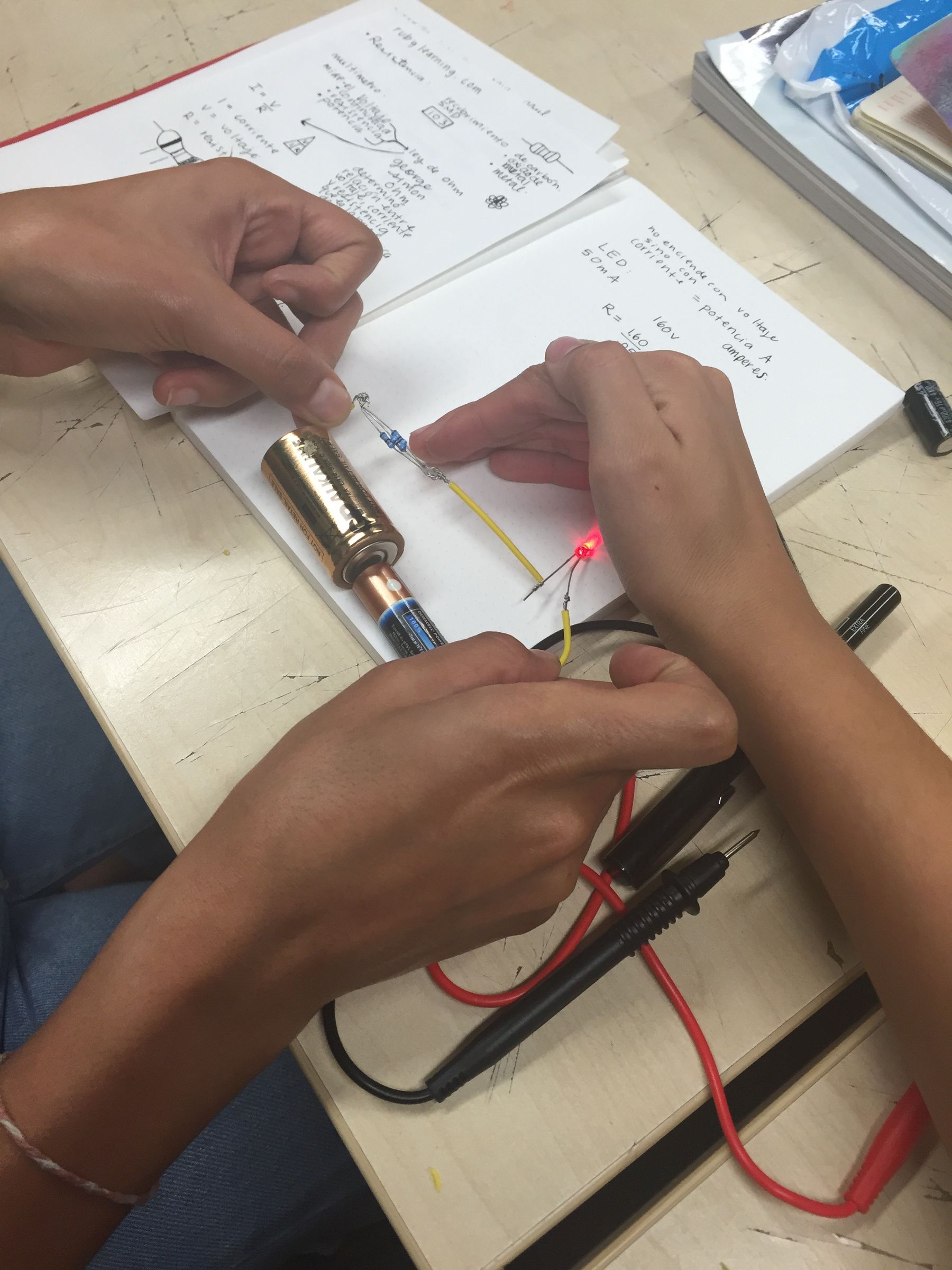 Circuito Con Un Foco LED Usando Resistencias : 4 Steps - Instructables