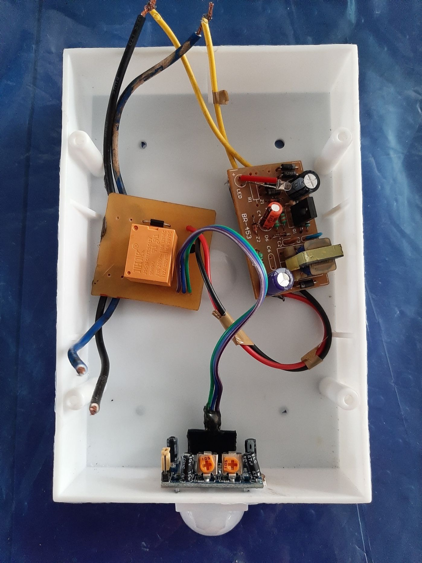 Automatic Bulb Using PIR Sensor : 3 Steps - Instructables