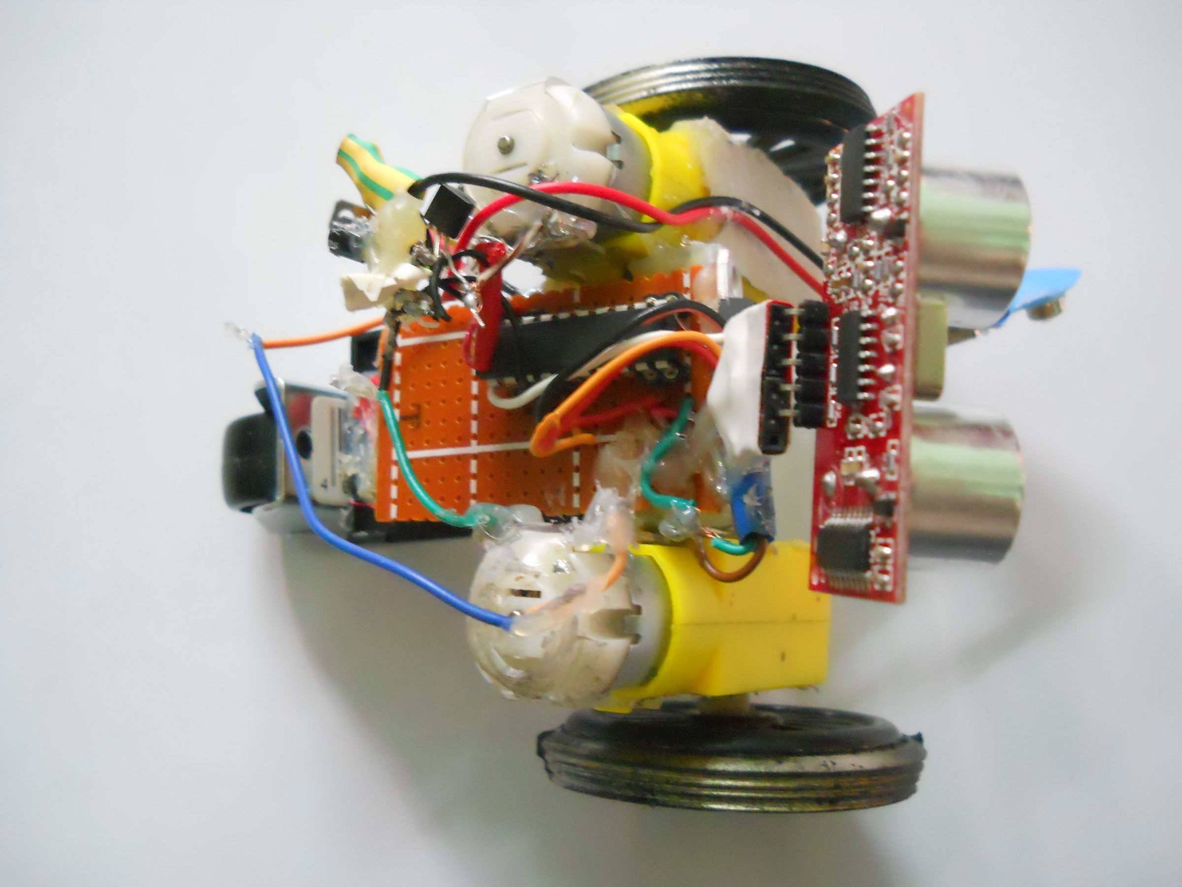 Artoo [R2] (ATtiny2313 Wall Avoiding Robot) : 10 Steps (with Pictures) - Instructables