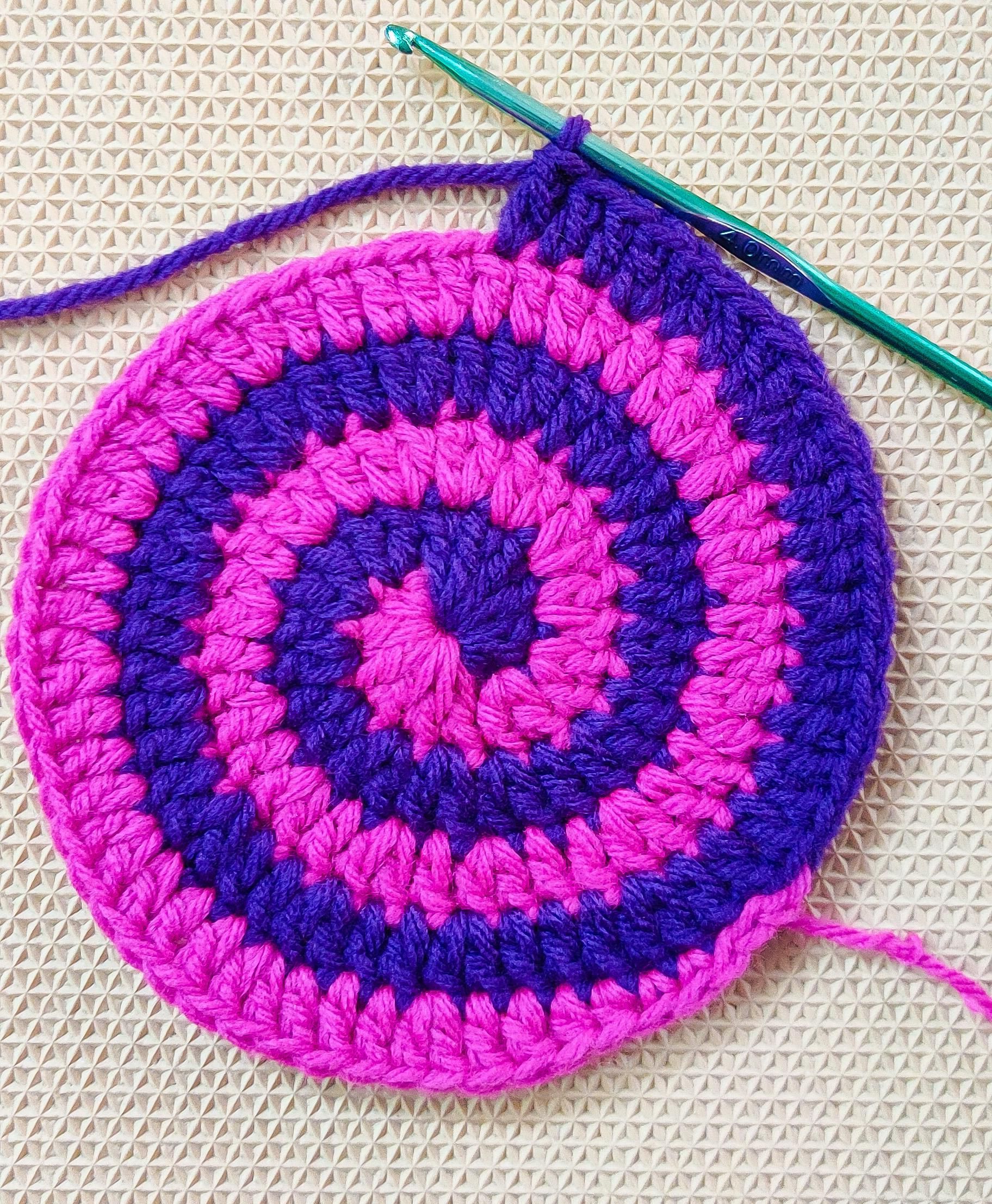How to Make a Solid Two Color Spiral Crochet Circle : 8 Steps (with ...