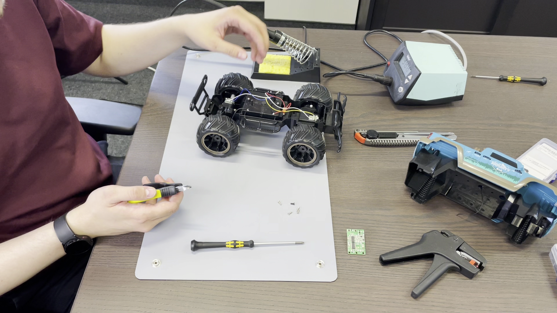 How to Install Your RoboHeart Hercules Into a RC Car : 15 Steps ...