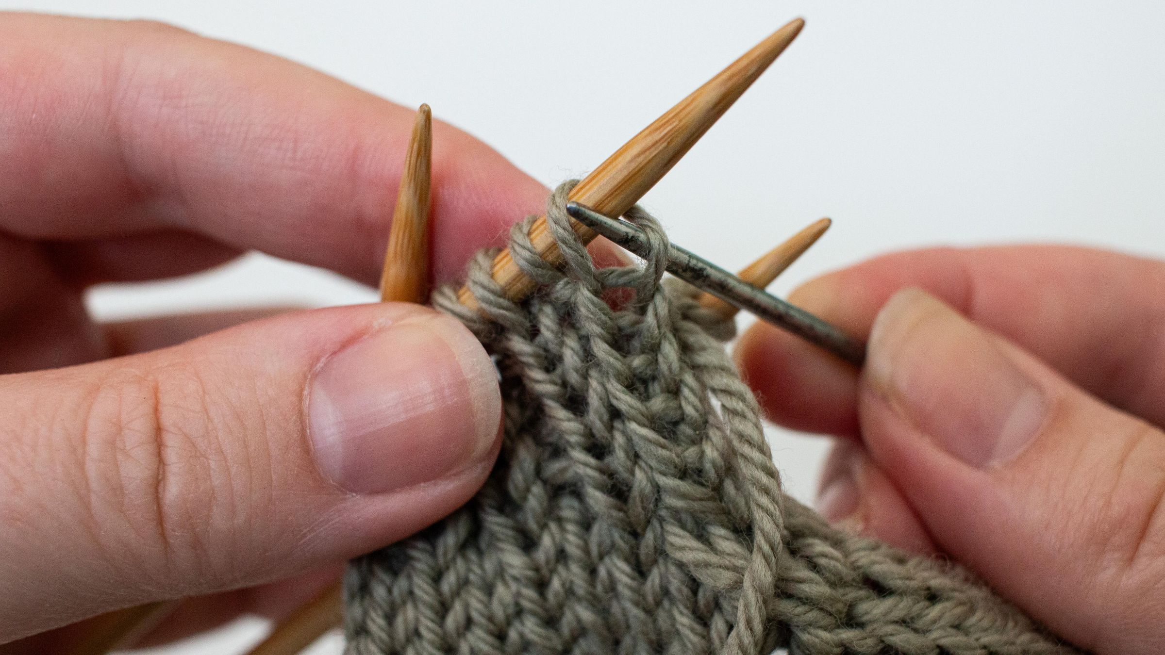 Ribbed Sewn Bind Off (in the Round) Knitting Tutorial : 13 Steps (with ...